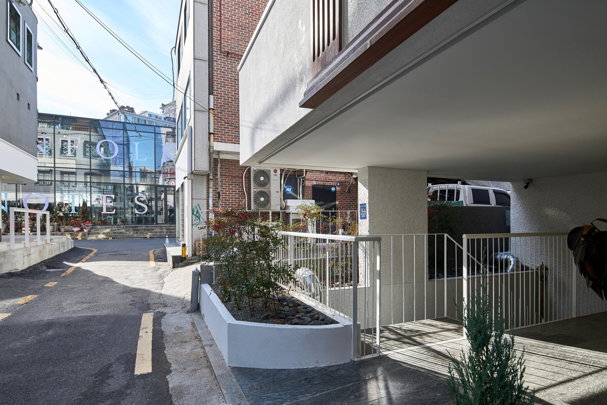 Gallery of Sinsa-dong Mix-use Building / a round architects - 17