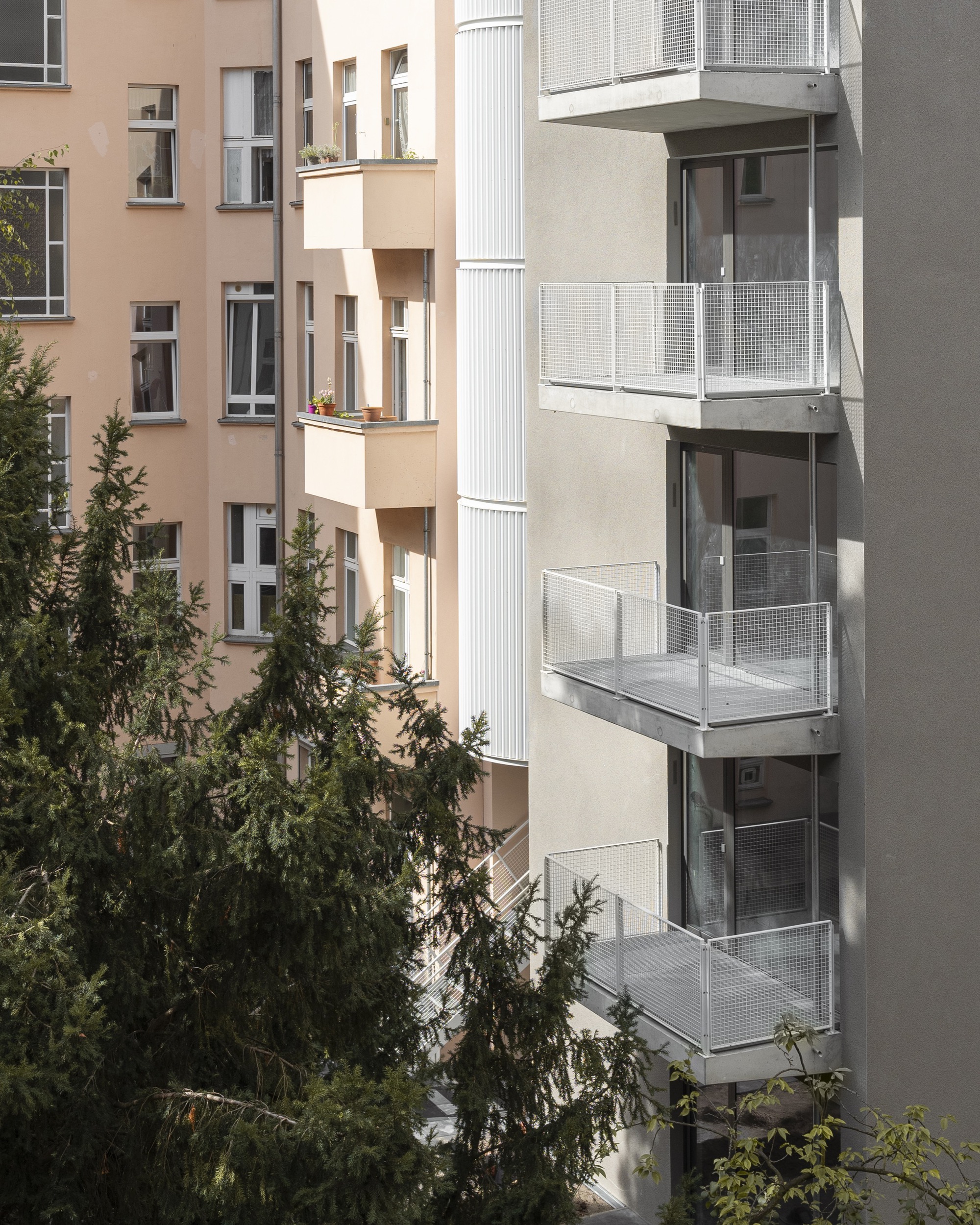 Galería de Torre del patio trasero en Berlín / Max Hacke + Leonhard ...