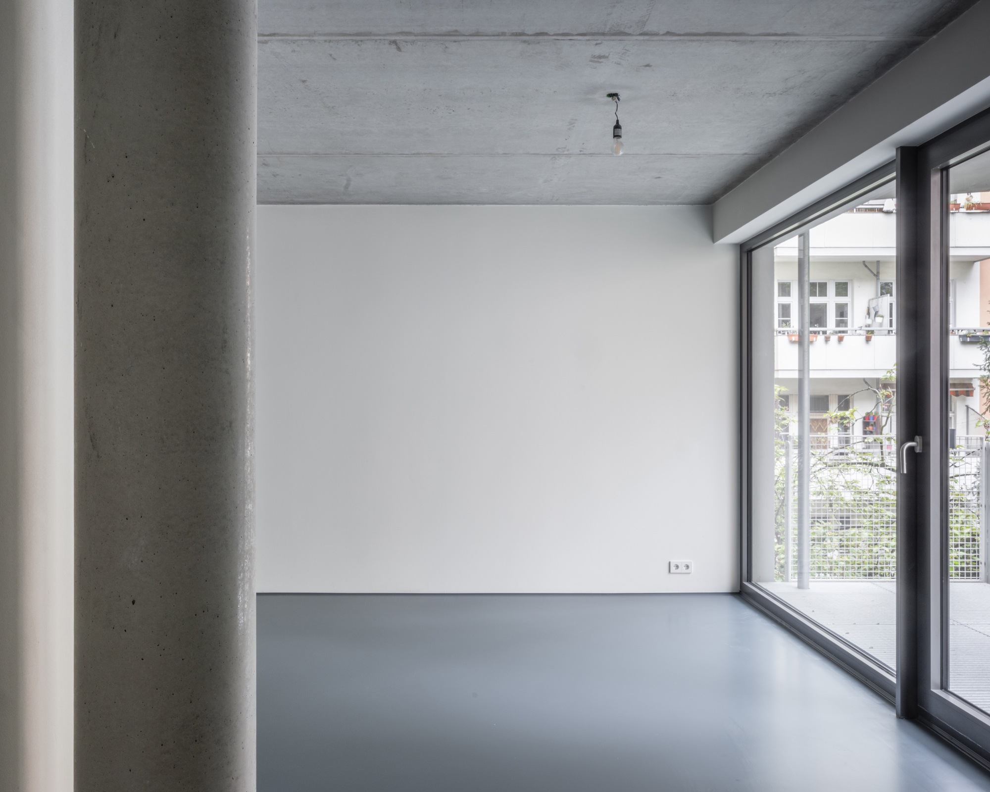 Galería de Torre del patio trasero en Berlín / Max Hacke + Leonhard ...