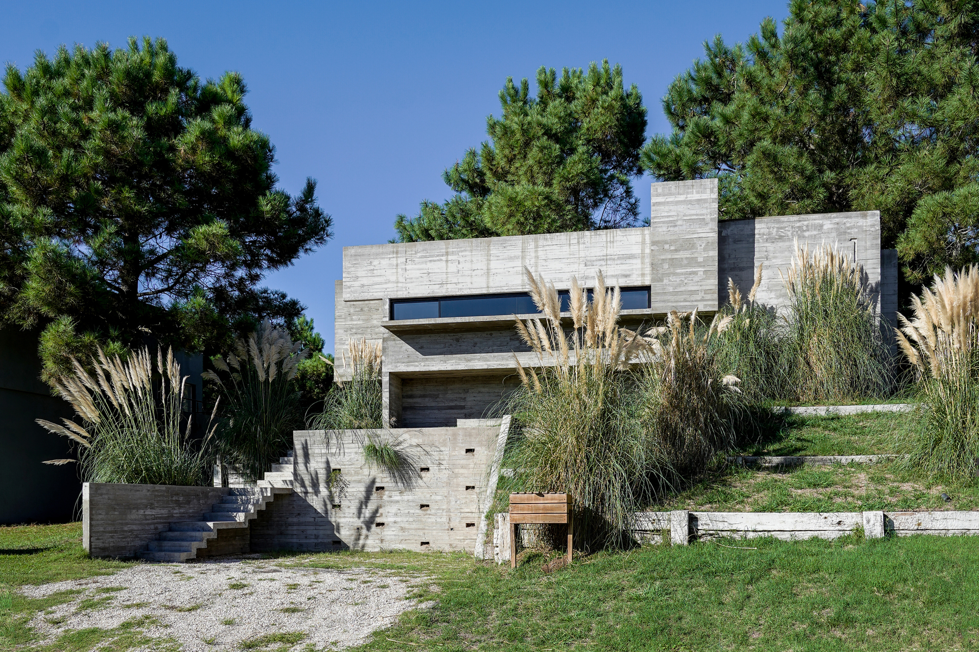 Gallery of Loma House / Besonias Almeida Arquitectos - 6