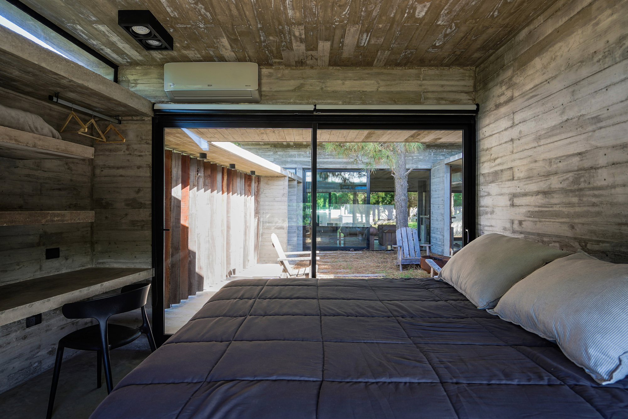 Gallery of Loma House / Besonias Almeida Arquitectos - 20