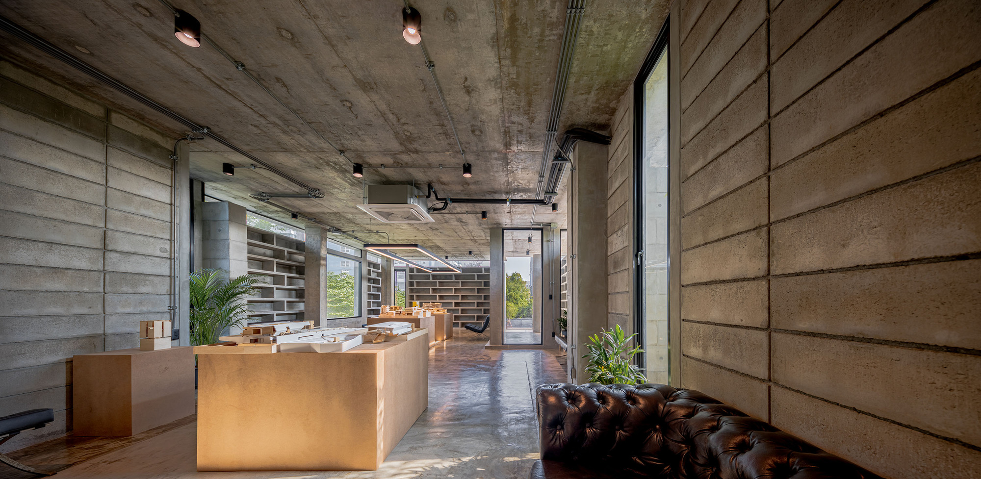 Gallery of Concrete Collage Office / COLLAGE DESIGN STUDIO - 14