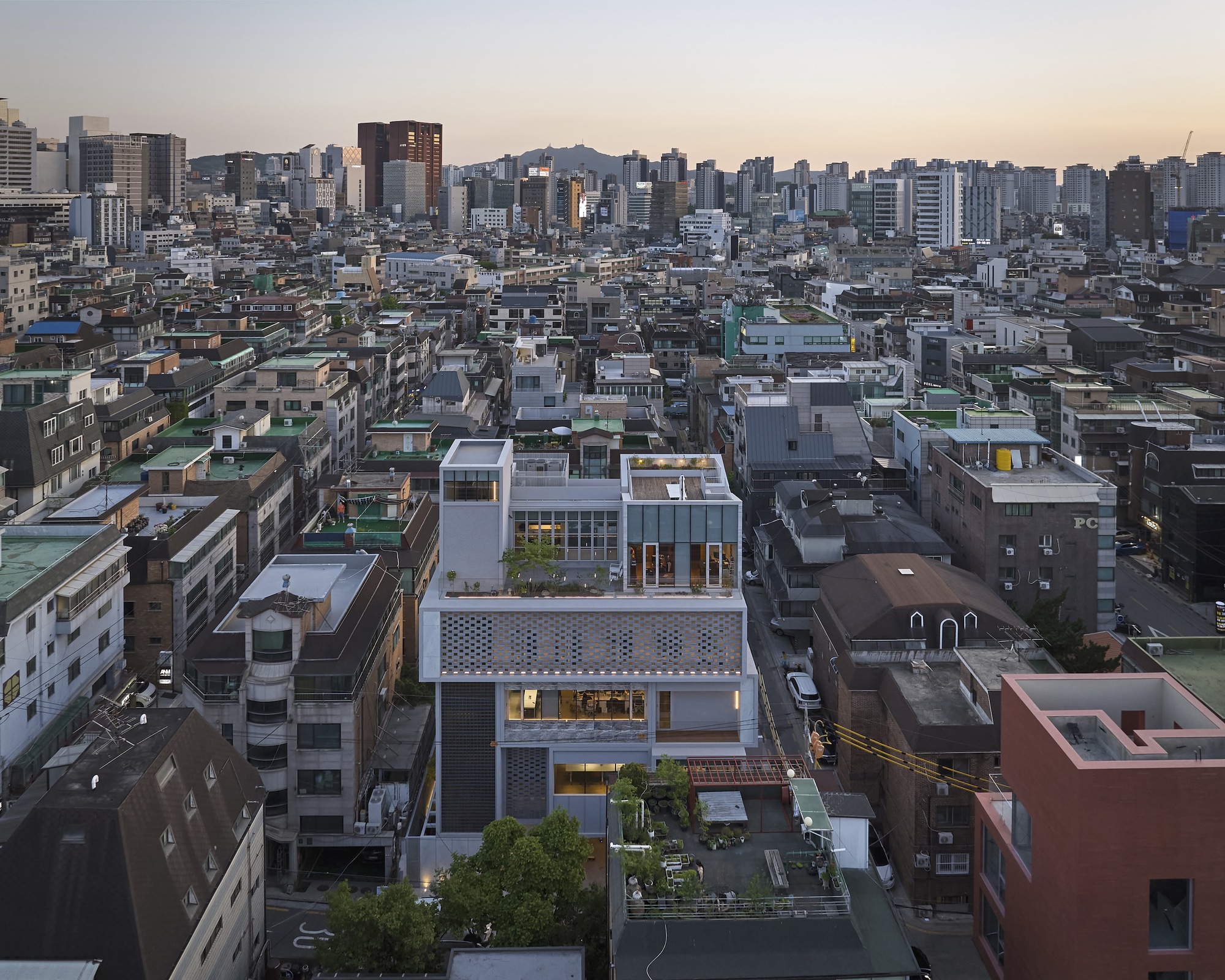 Gallery of Collective Mirror Office Building / S.E.E.D haus - 6