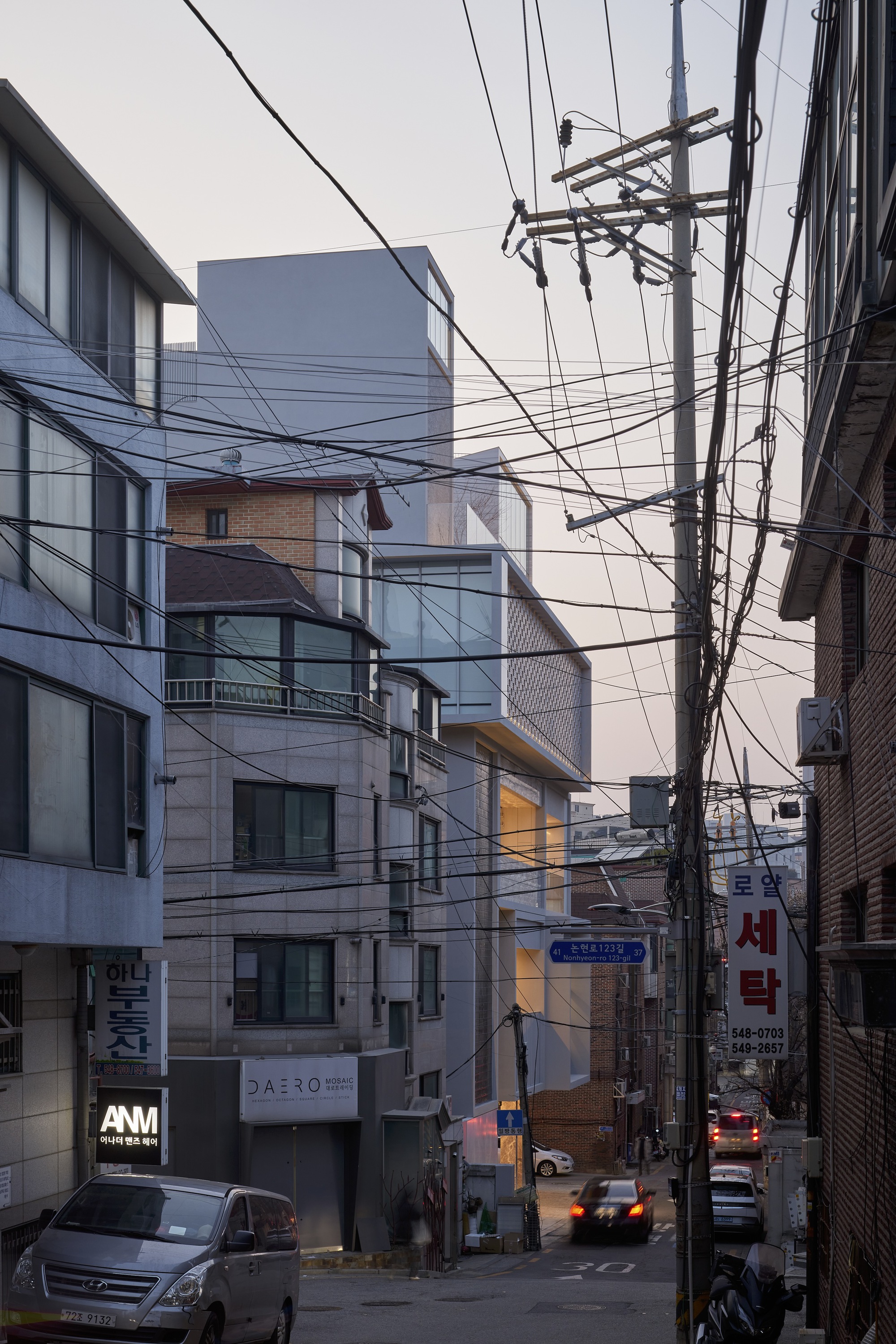 Gallery of Collective Mirror Office Building / S.E.E.D haus - 16