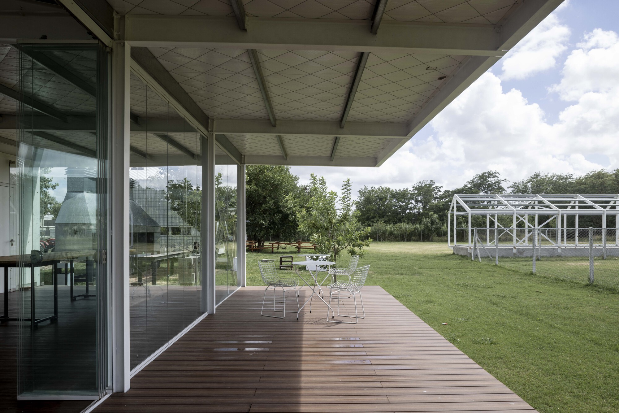 Galería de Salón de usos múltiples Universidad de Morón / Estudio ...