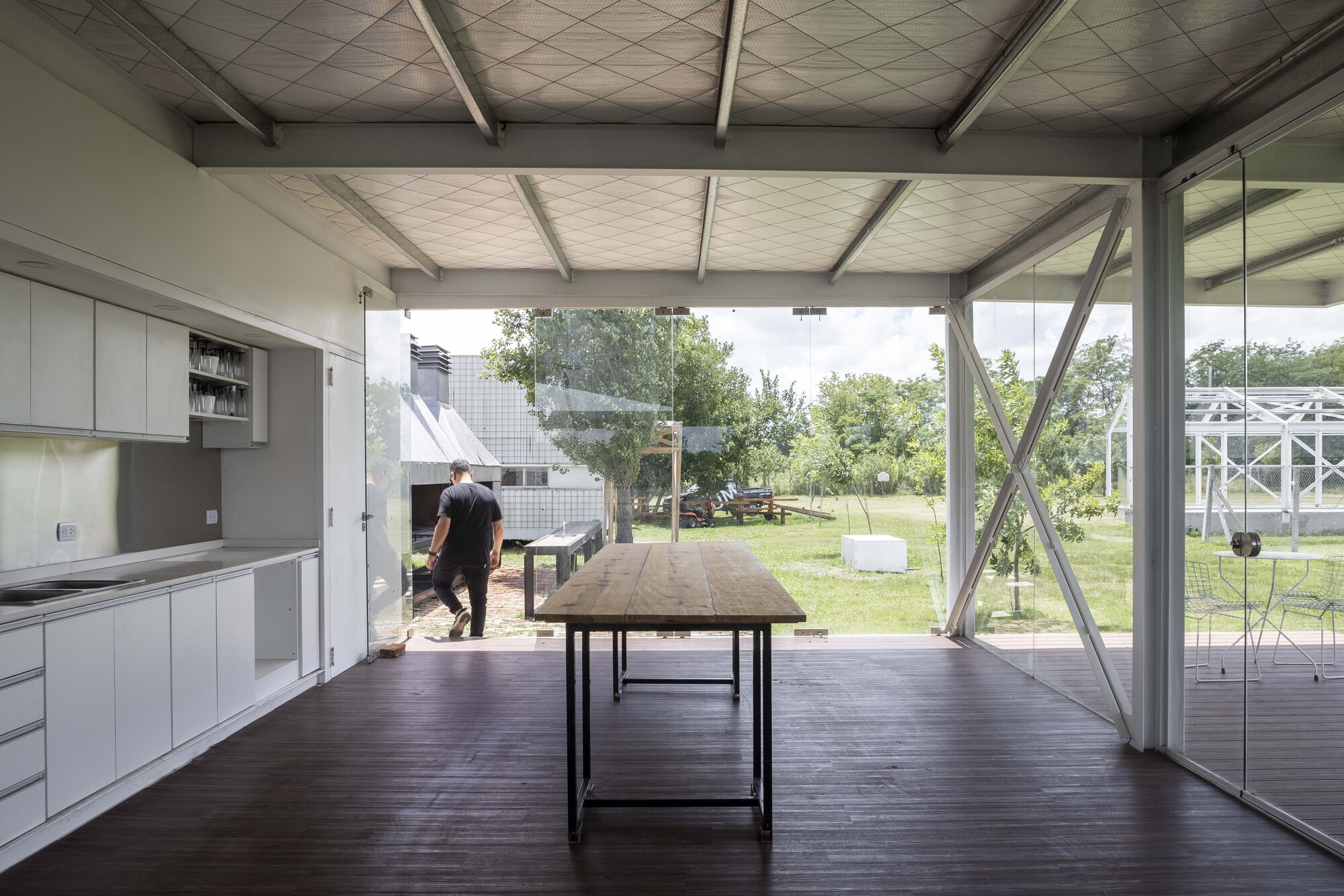 Galería de Salón de usos múltiples Universidad de Morón / Estudio ...