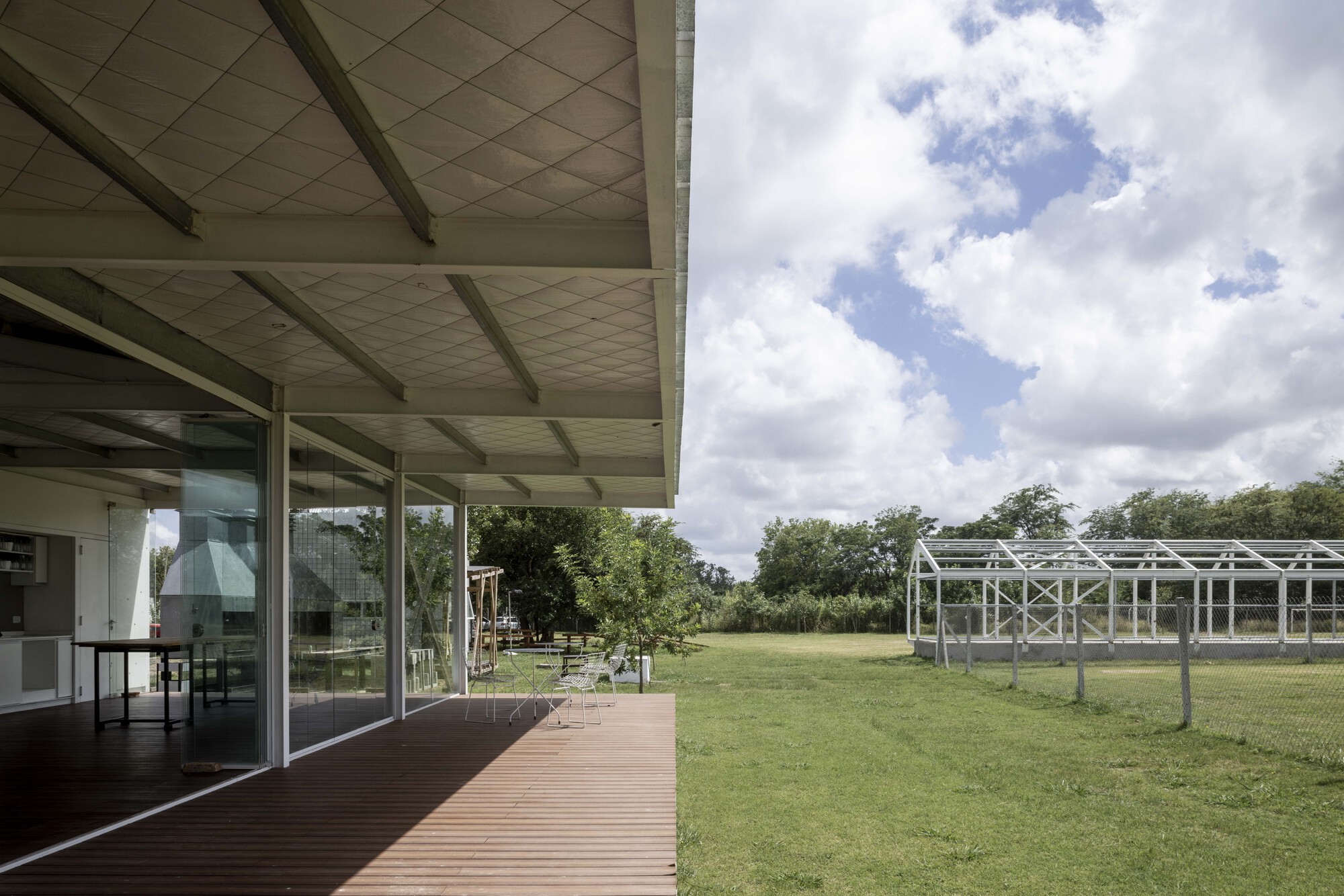 Galería de Salón de usos múltiples Universidad de Morón / Estudio ...