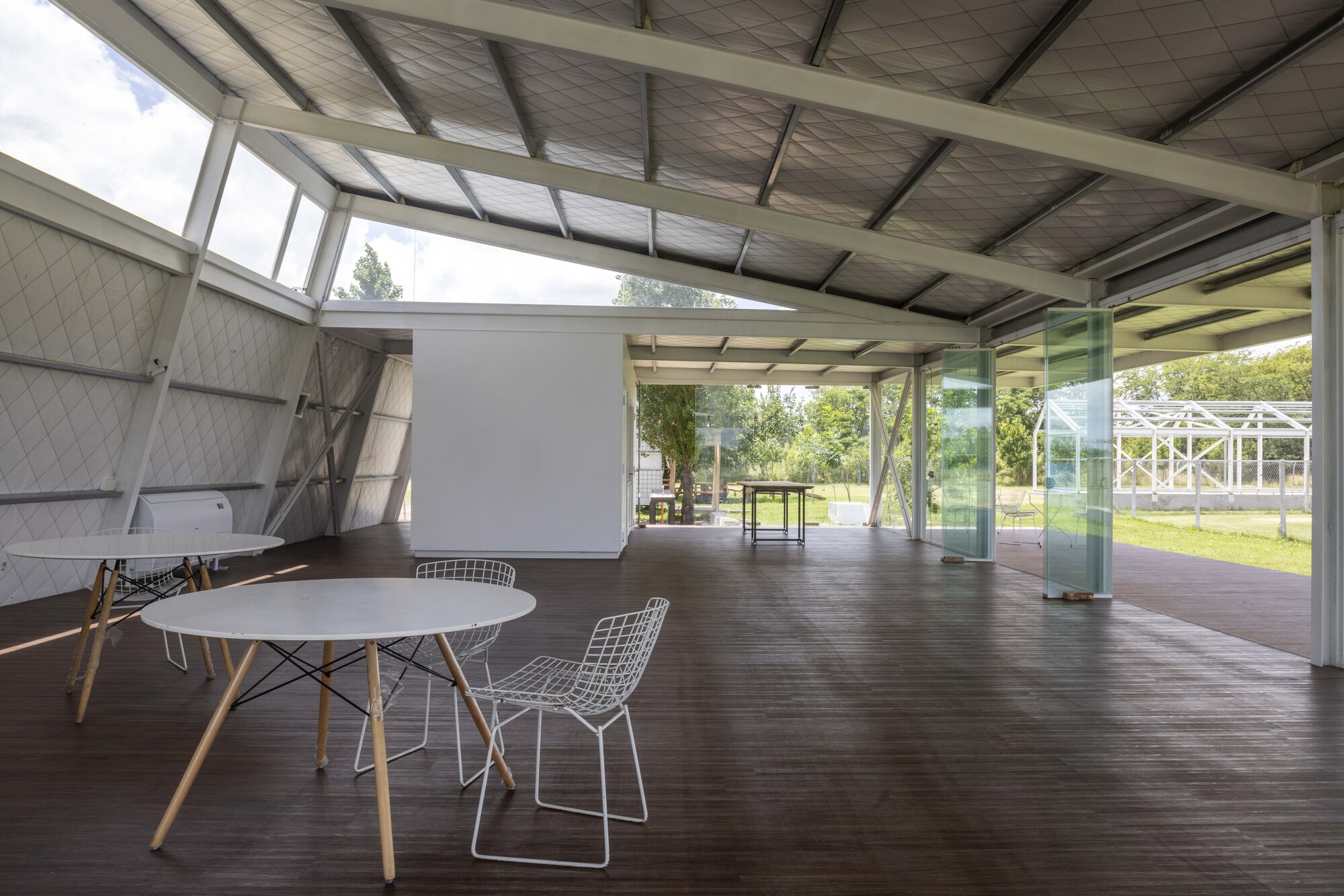 Galería de Salón de usos múltiples Universidad de Morón / Estudio ...