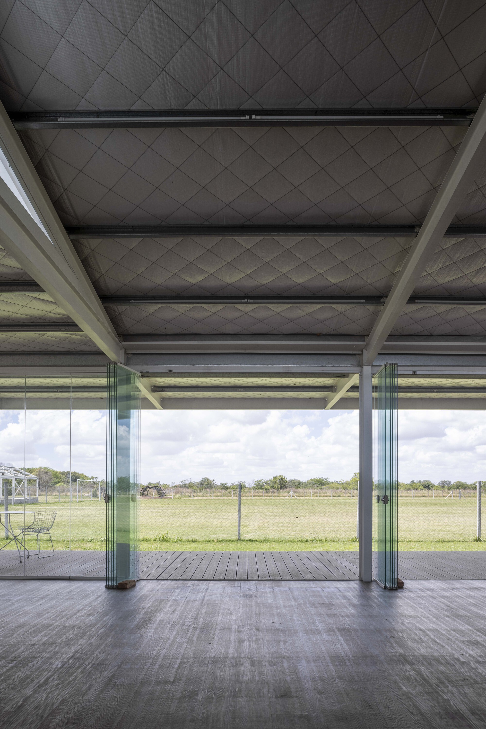 Galería de Salón de usos múltiples Universidad de Morón / Estudio ...