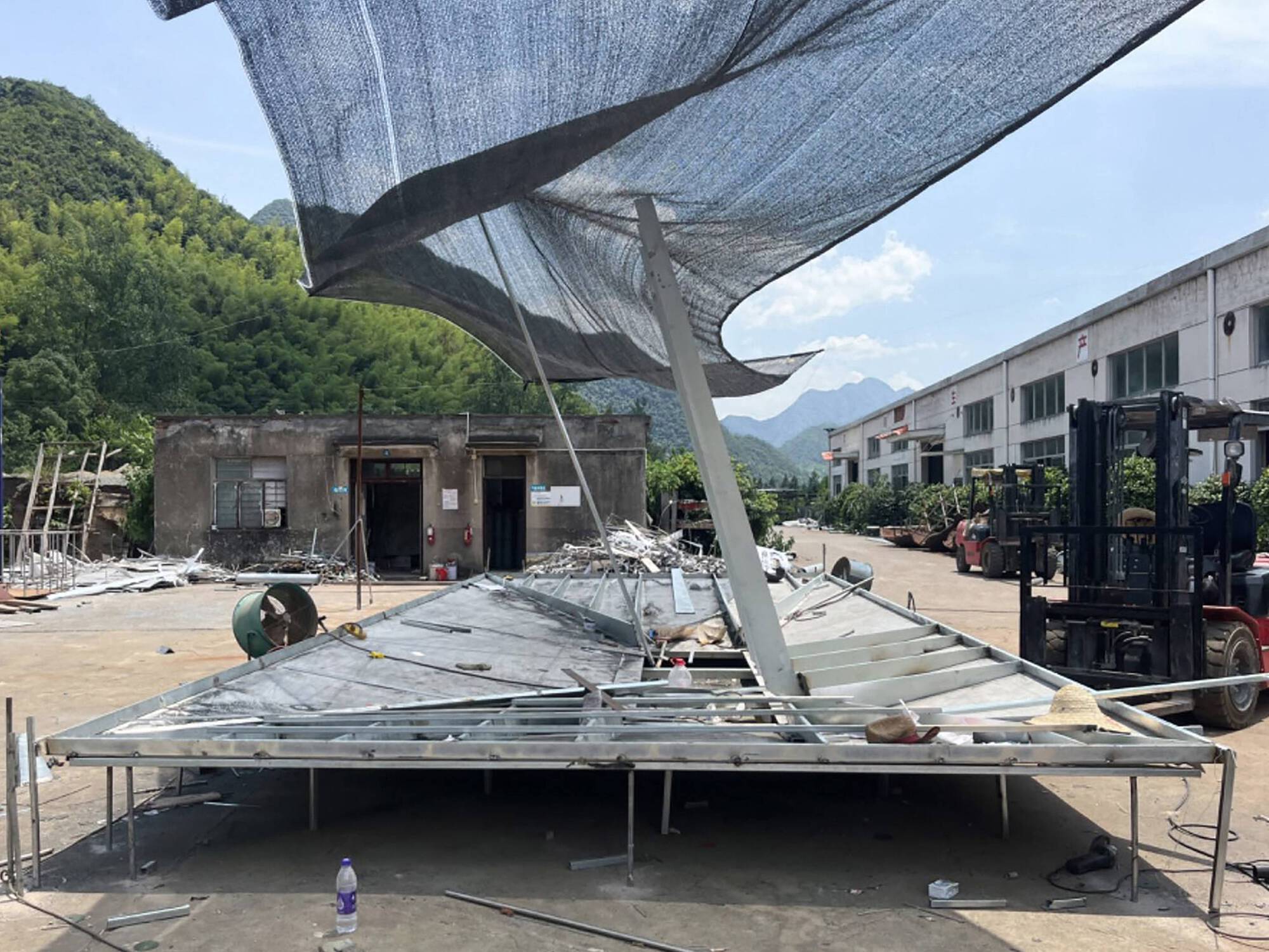 Gallery of Listening-to-the-rain Stop / SWOOP STUDIO - 16