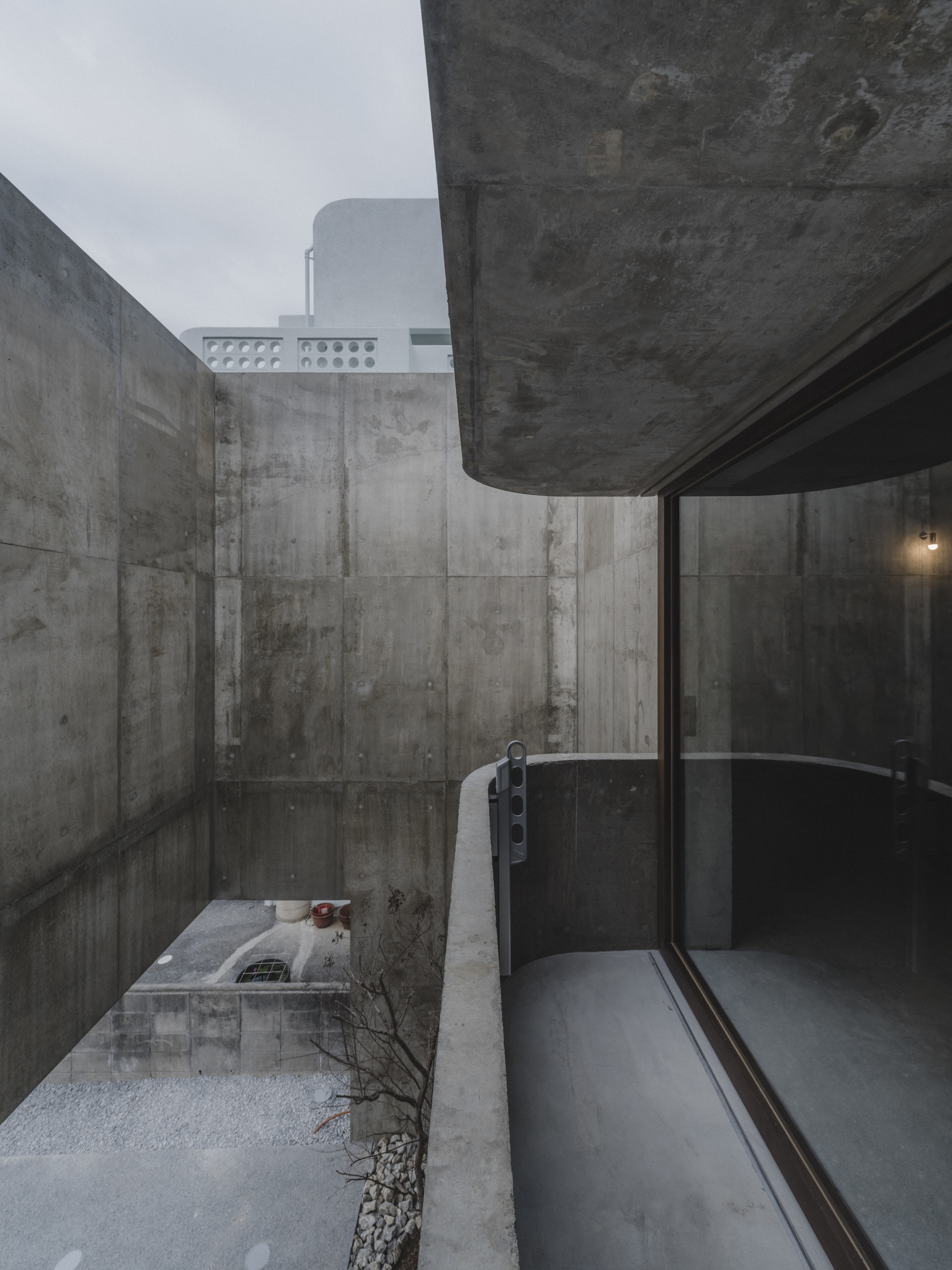 Gallery of House in Nishizaki / Studio Cochi Architects - 12