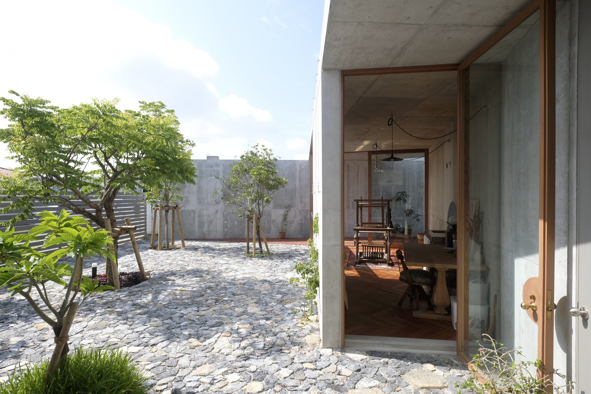 Galería de Extensión de atelier Tomigusuku / Studio Cochi Architects - 3