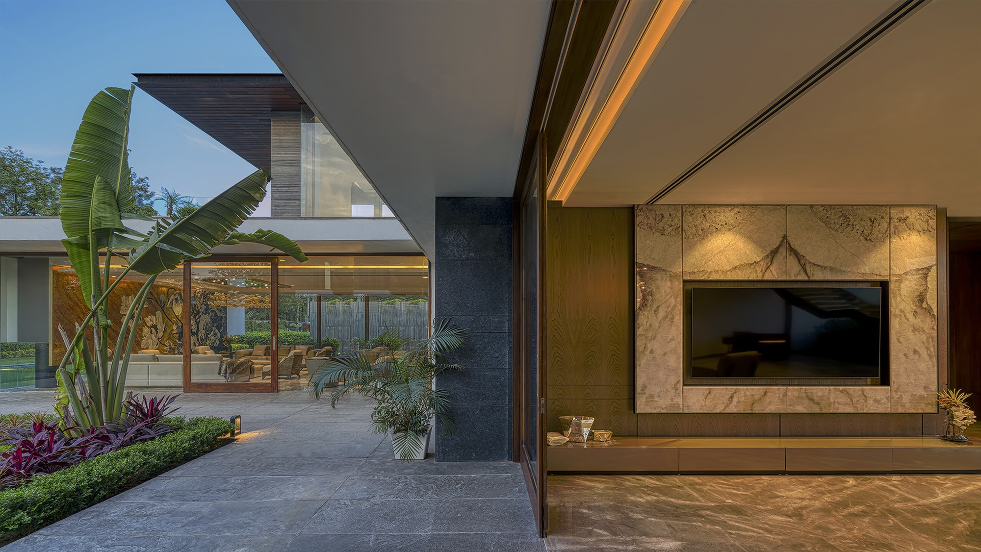 Gallery of Folded Wall House / DADA Partners - 4