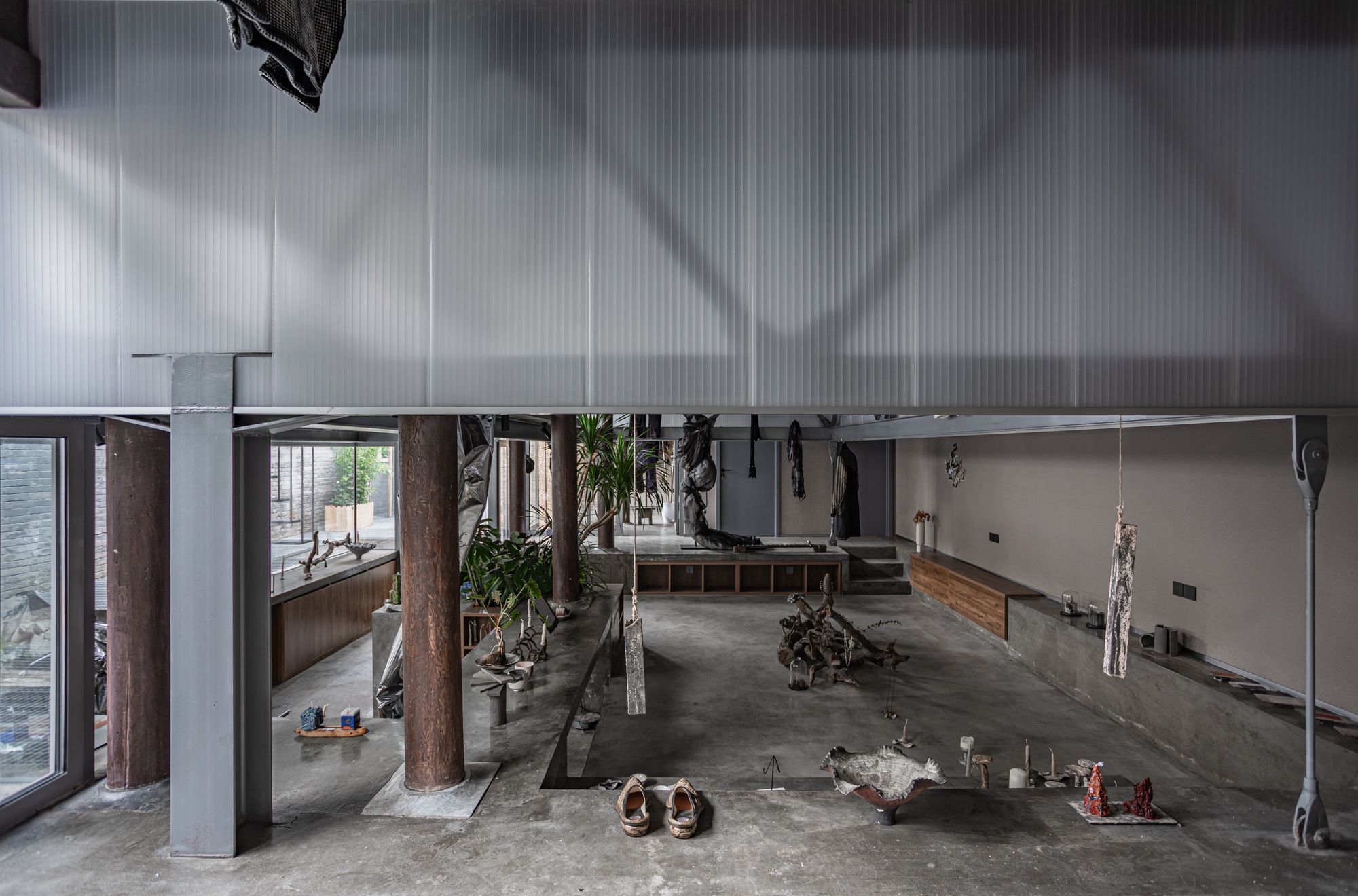 Gallery of Carrying Pole House / Atelier KAI Architects - 17