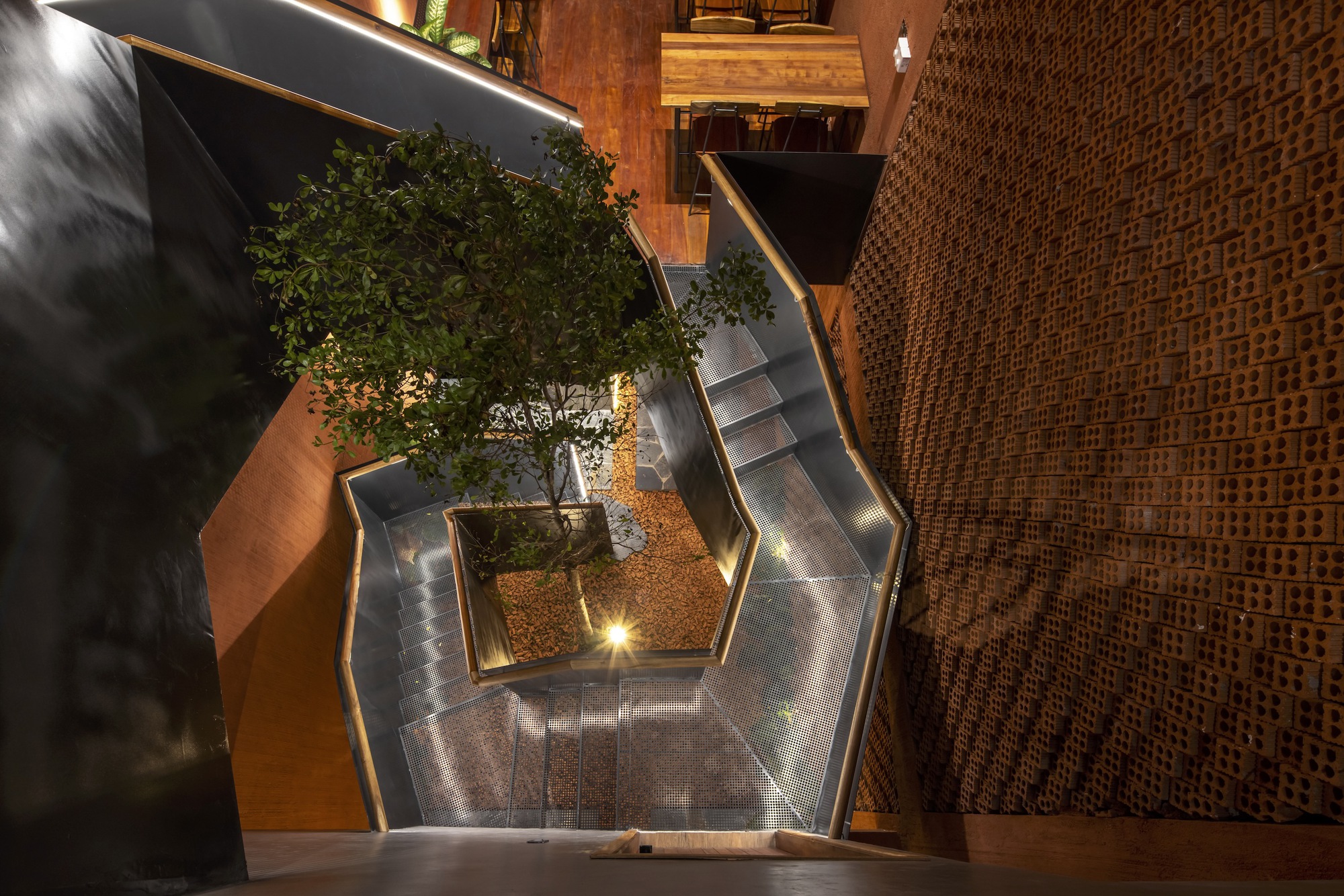 Galeria de Cafeteria Lei Ơi Cà Phê / TRAN TRUNG Architects - 4