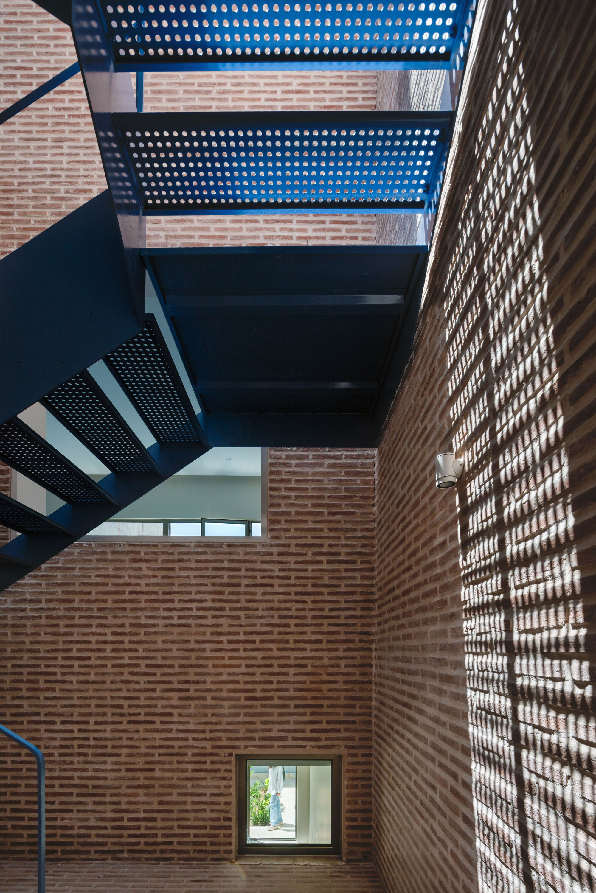 Gallery of Karaoke House / Man Office - 11