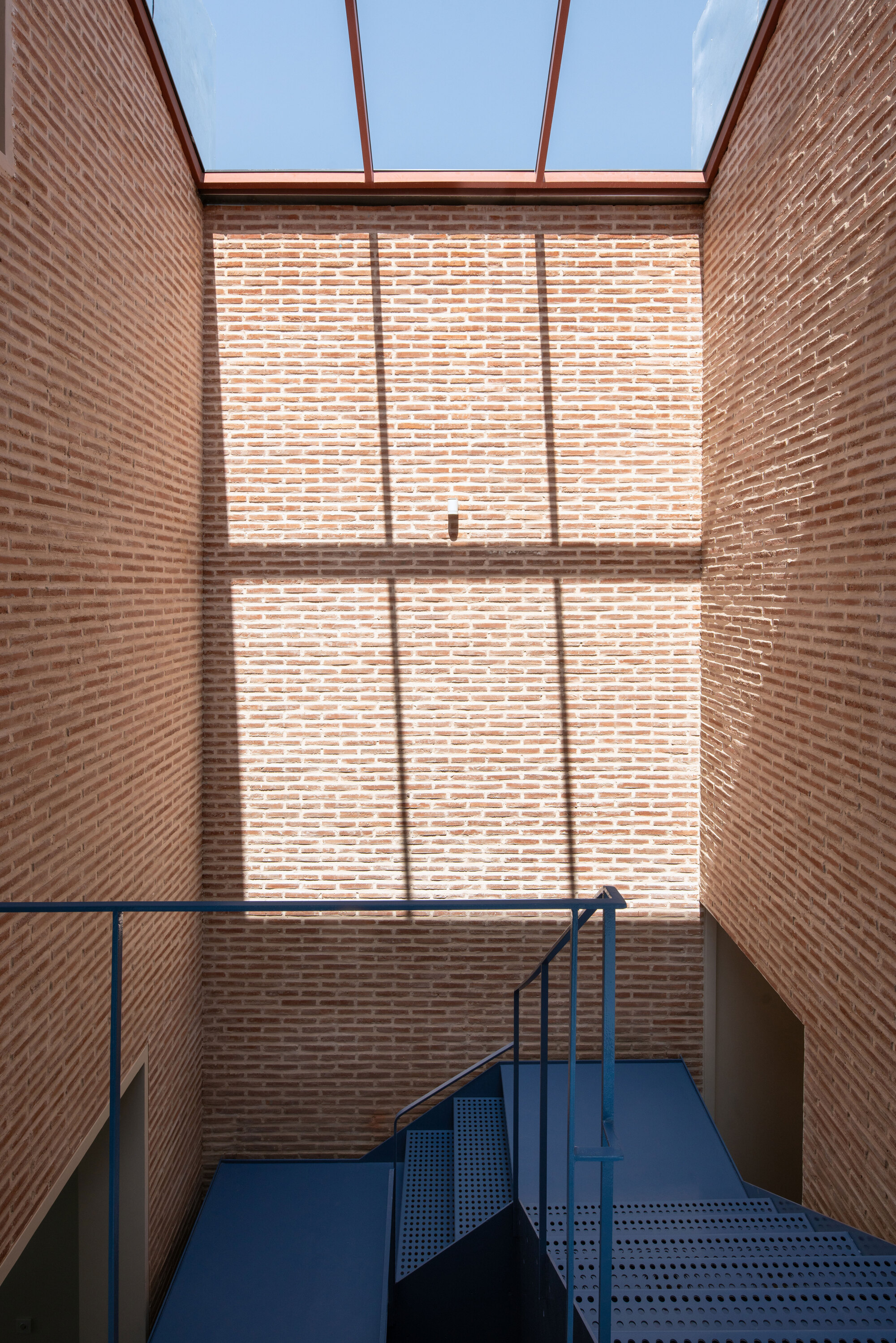 Gallery of Karaoke House / Man Office - 6