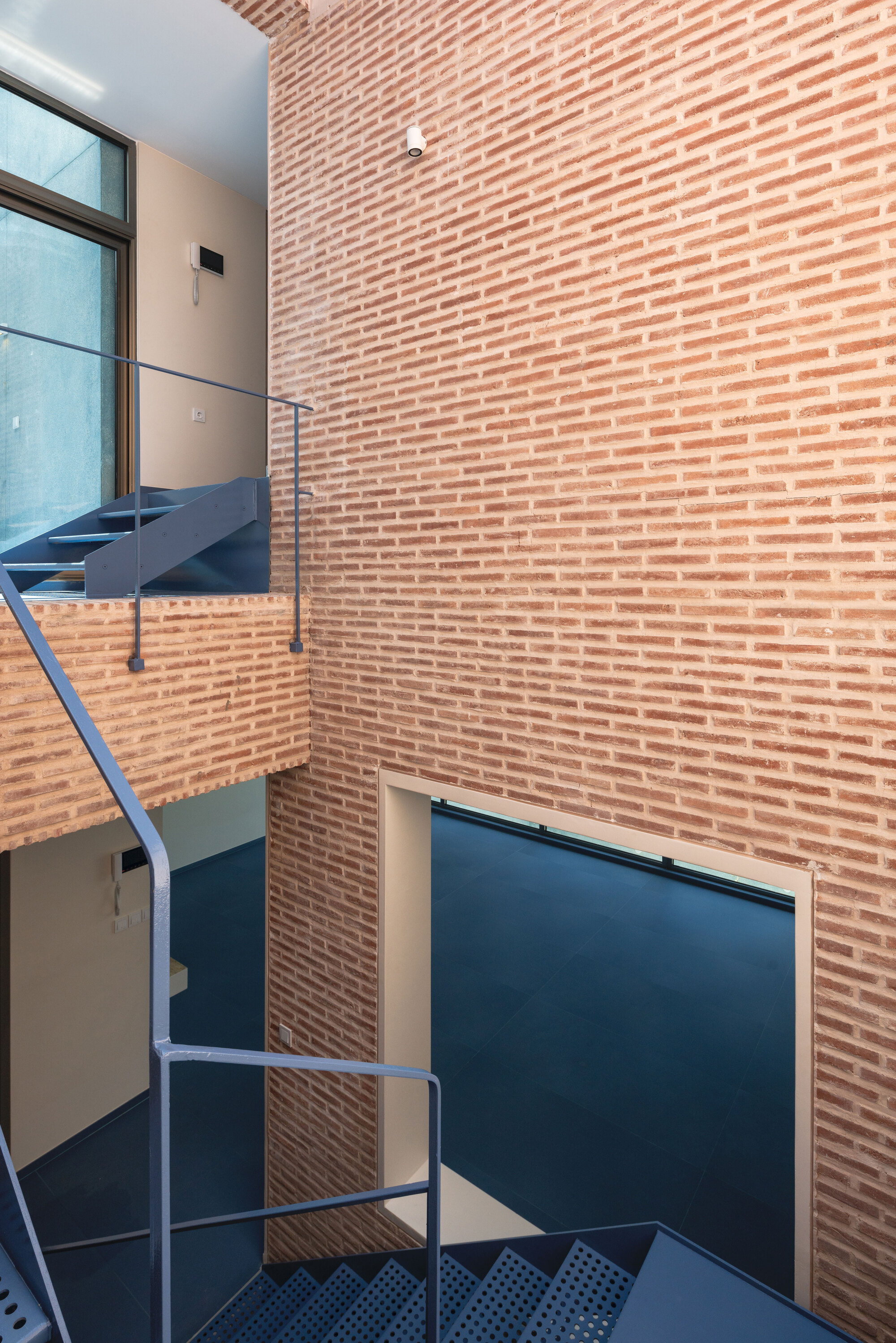 Gallery of Karaoke House / Man Office - 16