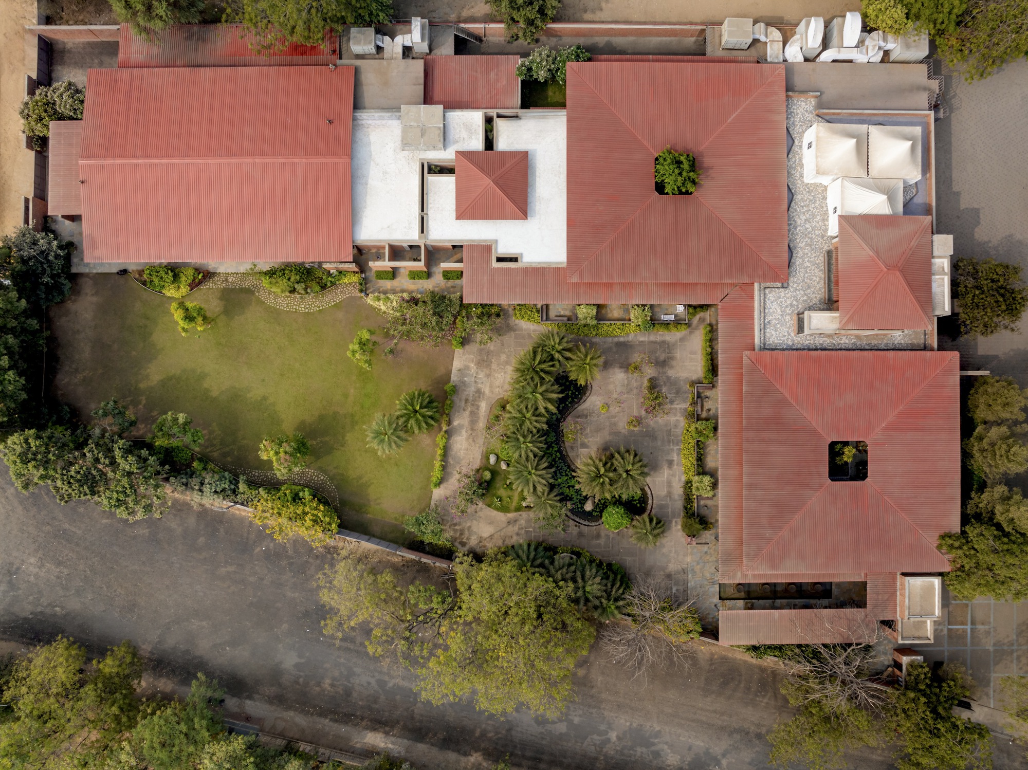 Gallery of Under The Neem Tree Restaurant / Hiren Patel Architects - 18