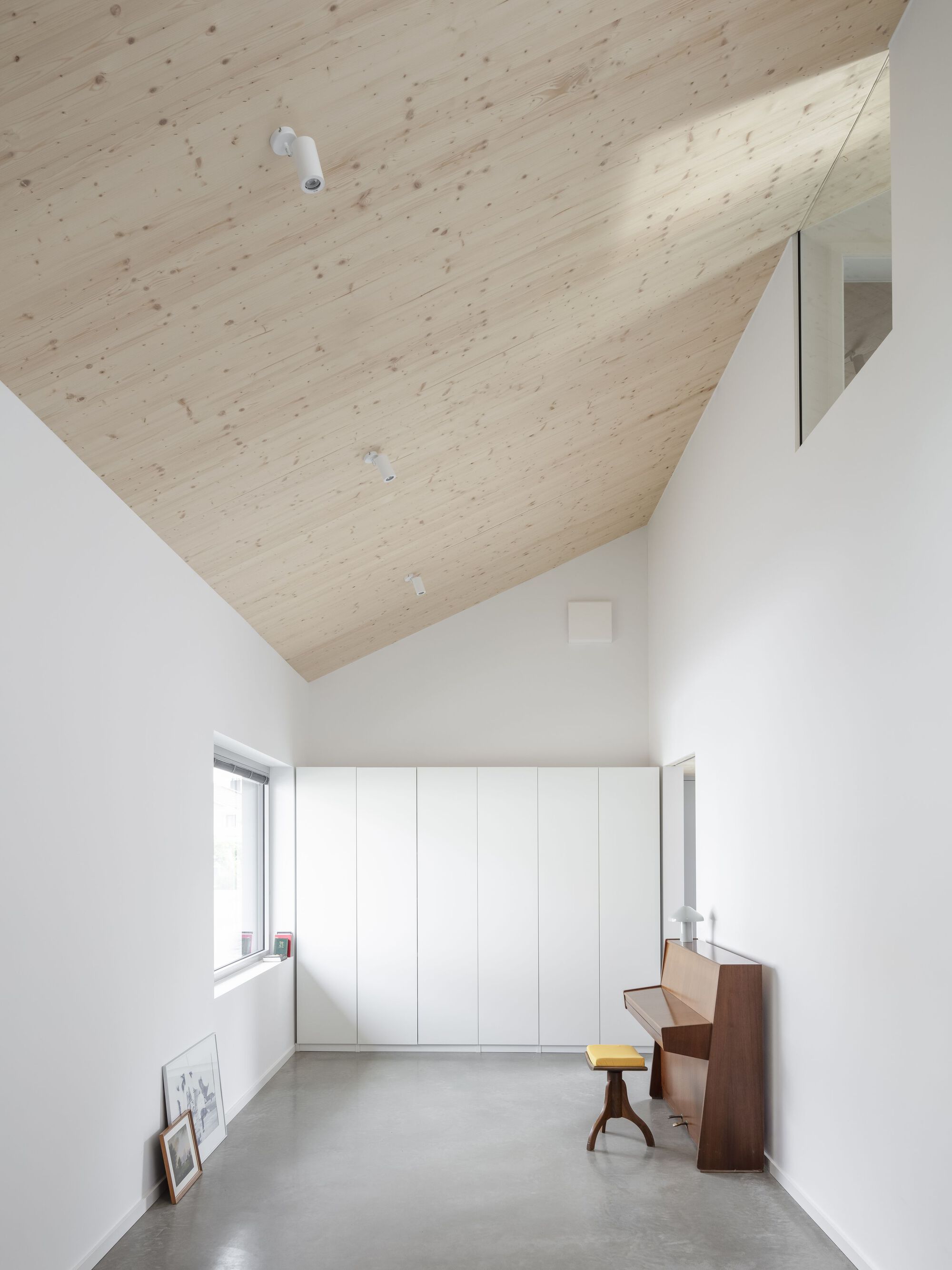 Gallery of Roofed Square and a Circle Single Family House / Curious ...