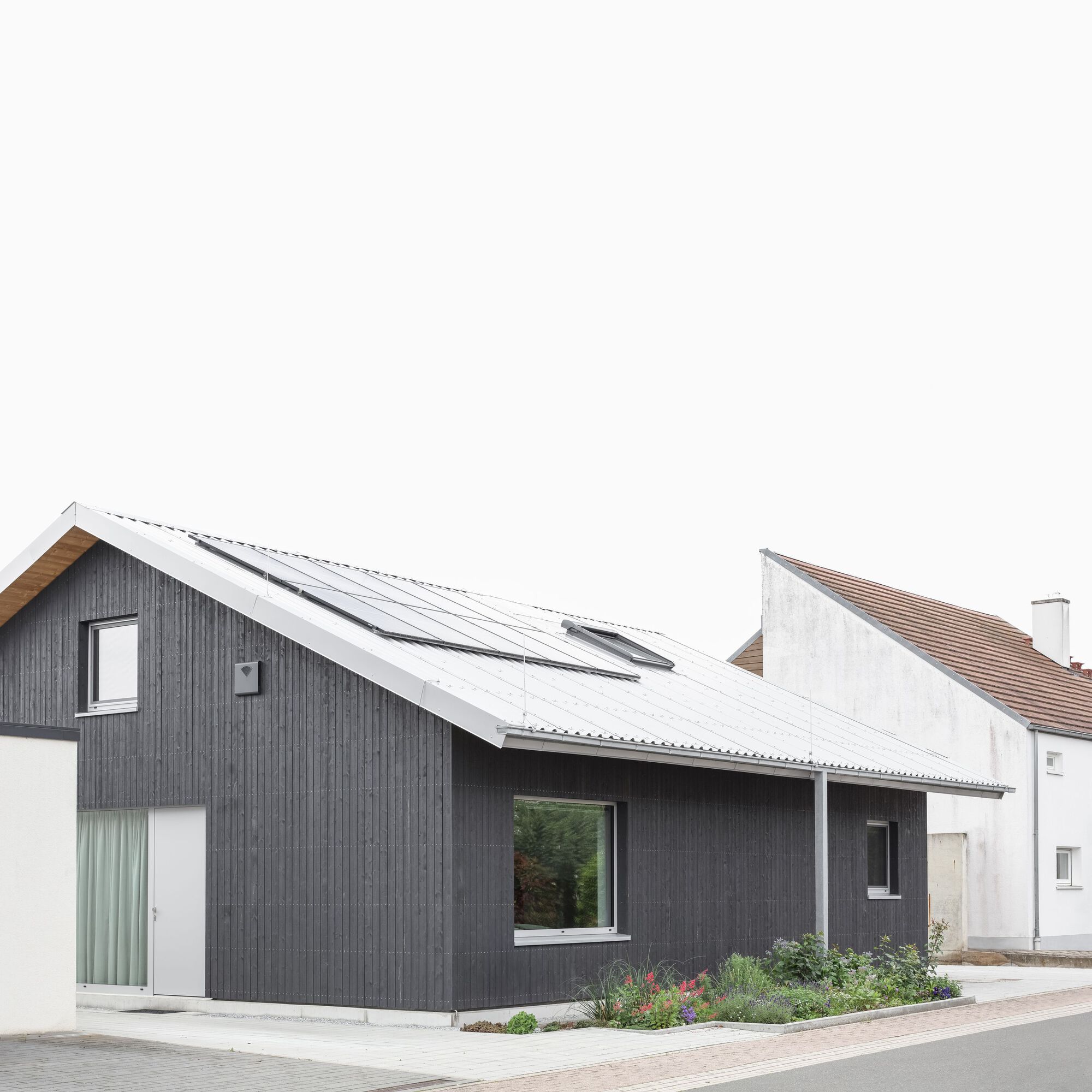 Gallery of Roofed Square and a Circle Single Family House / Curious ...