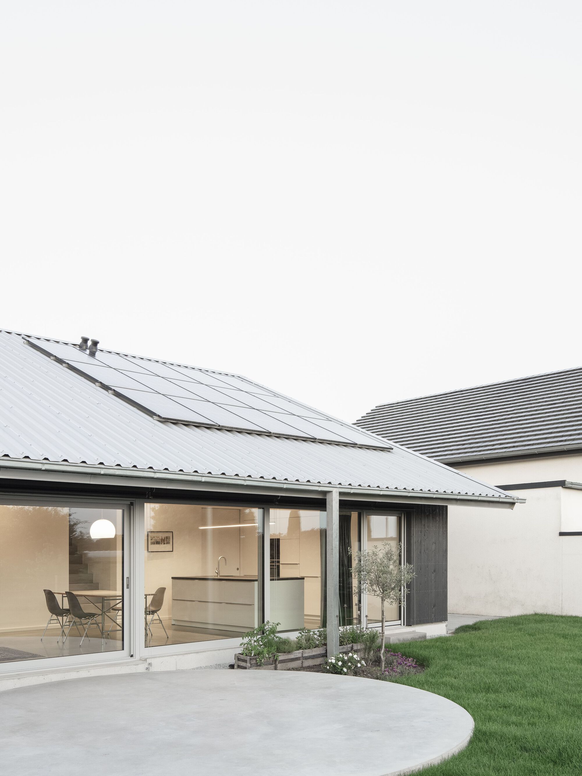 Gallery of Roofed Square and a Circle Single Family House / Curious ...