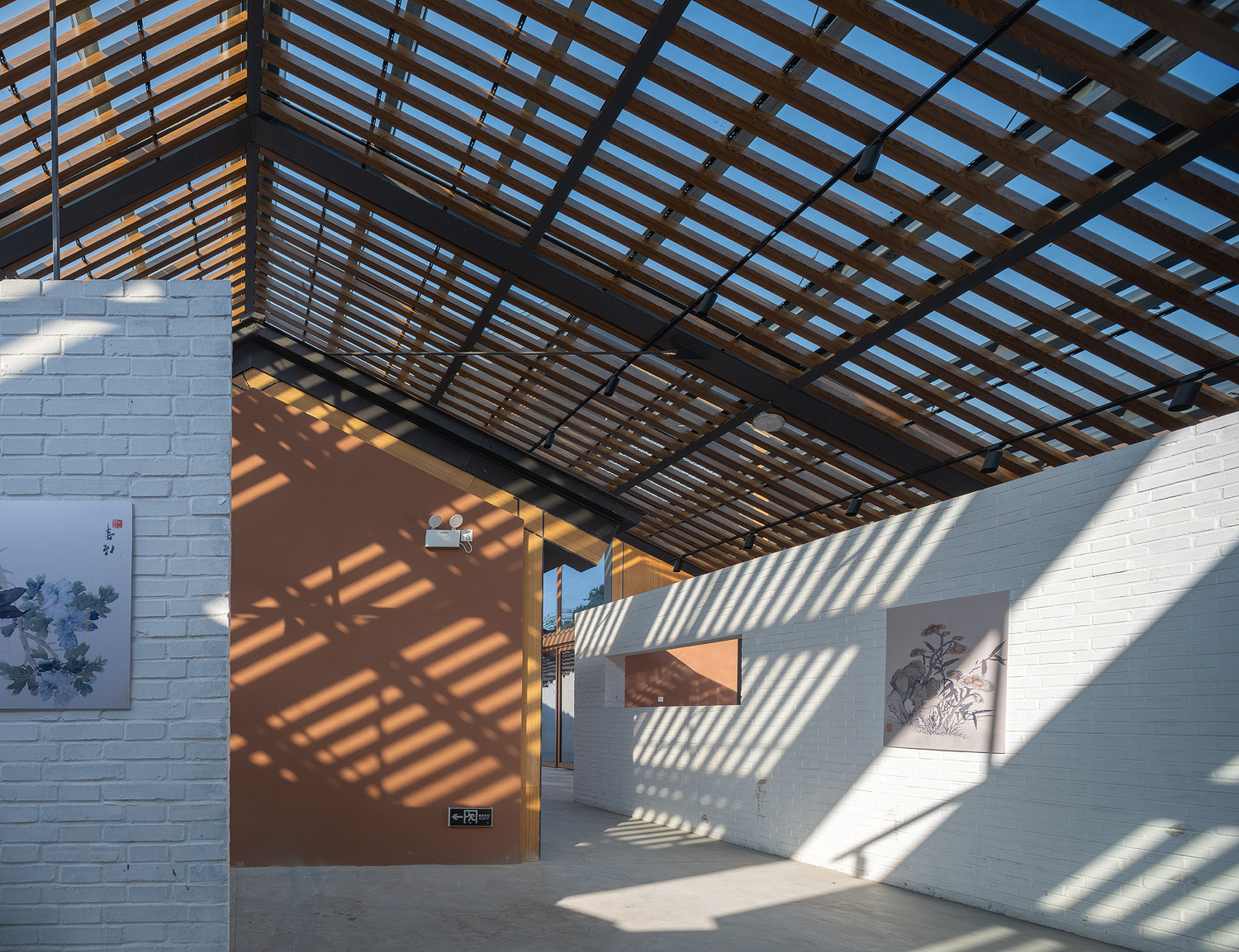 Galería de El patio bajo el alero / AESEU Architectural Technology and ...