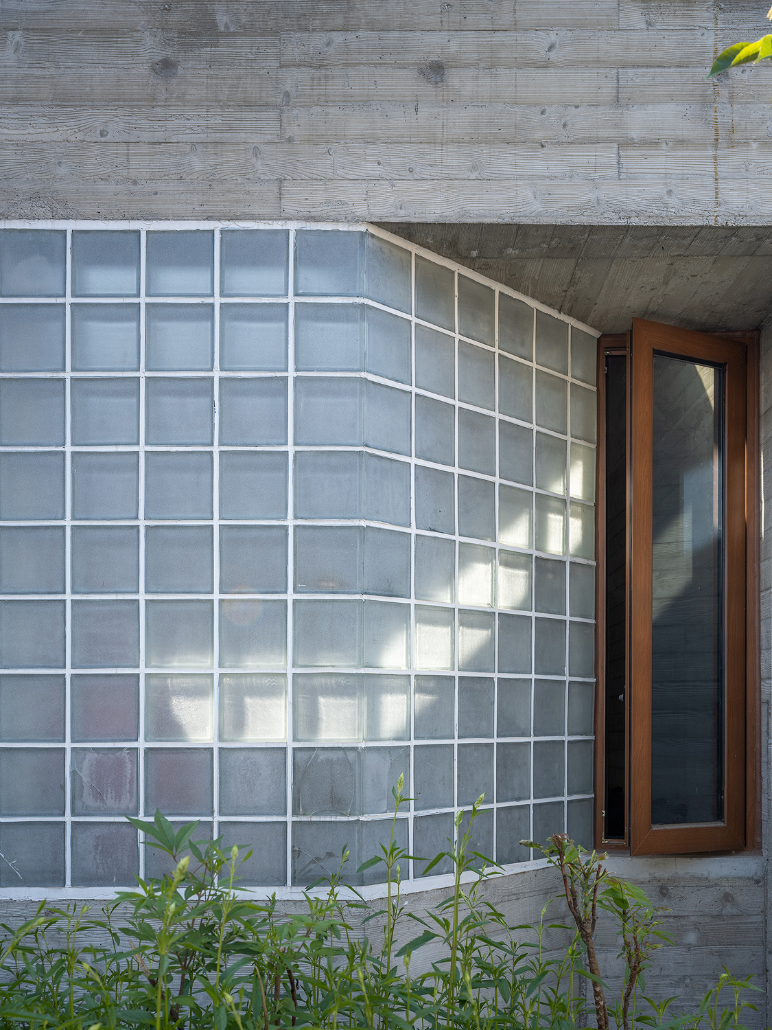 Galería de El patio bajo el alero / AESEU Architectural Technology and ...