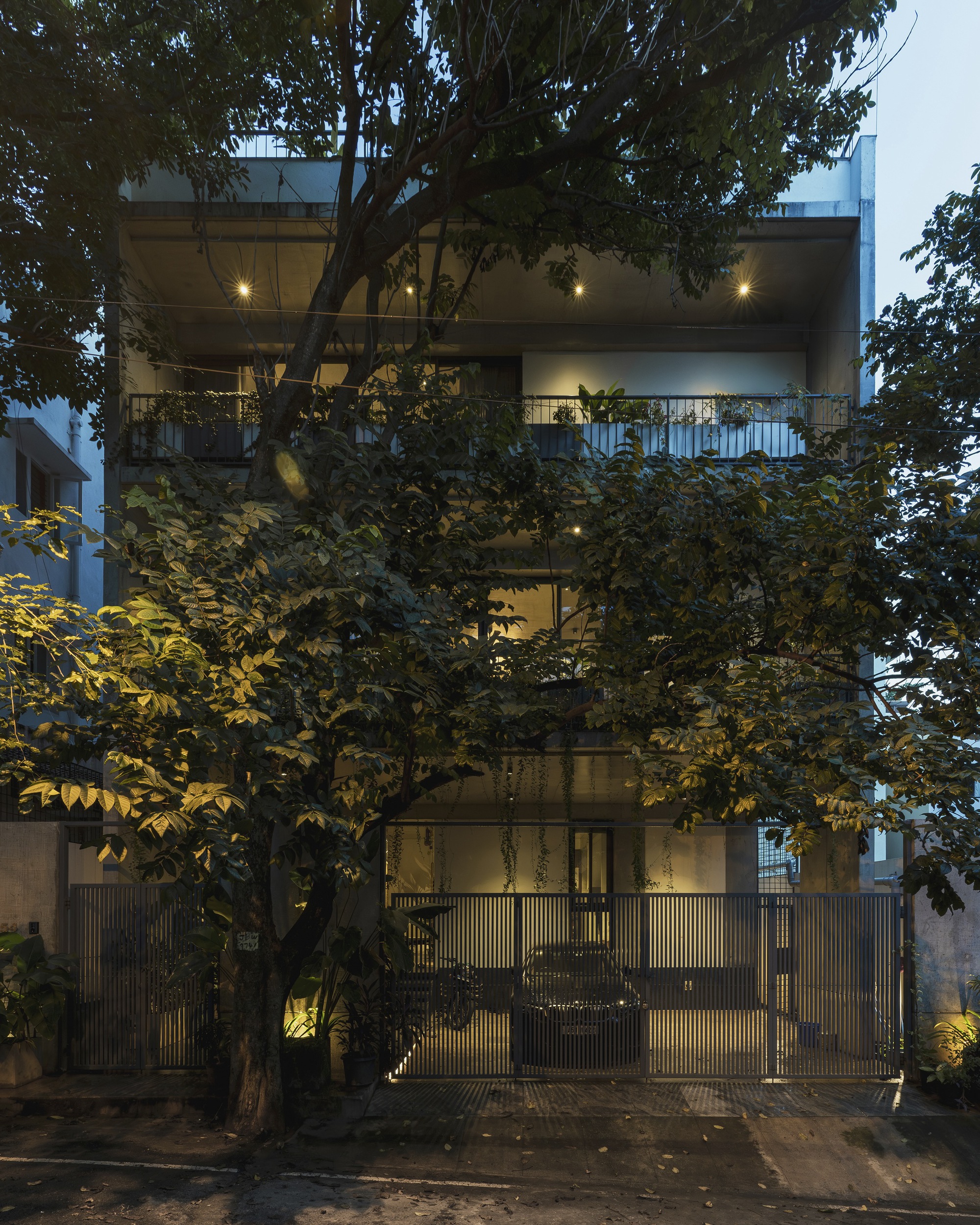 Gallery of ANIKETANA House / KASA DESIGN COLLECTIVE - 16