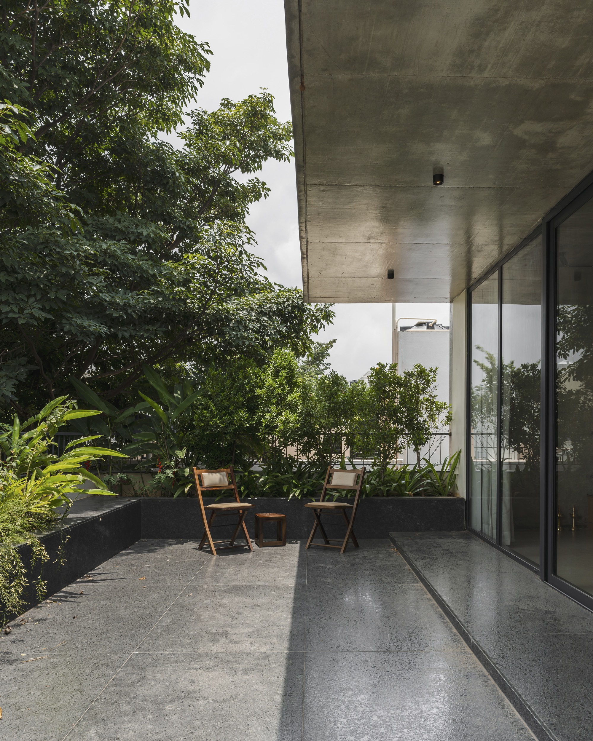 Gallery of ANIKETANA House / KASA DESIGN COLLECTIVE - 5