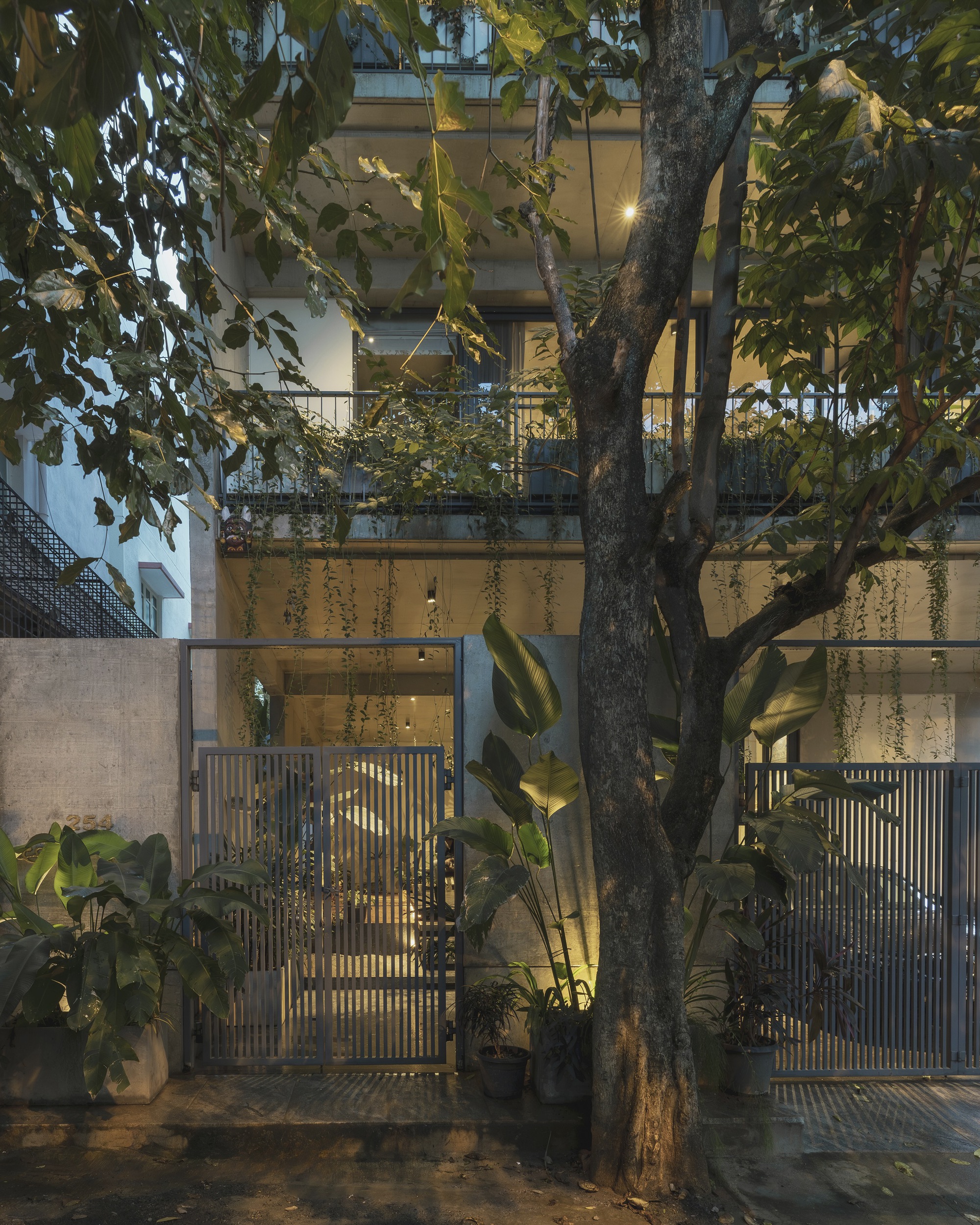 Gallery of ANIKETANA House / KASA DESIGN COLLECTIVE - 6