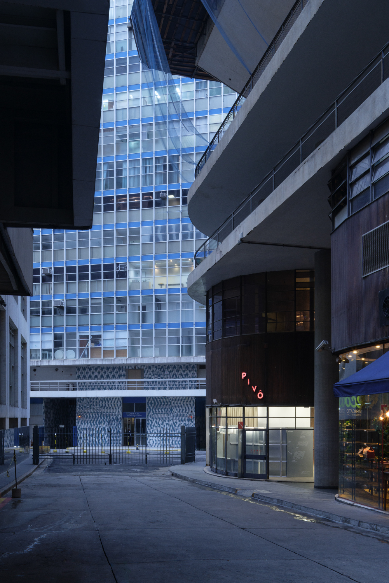 Galería de Tienda PINGA ÃO / Clube + Marc do Nascimento - 6