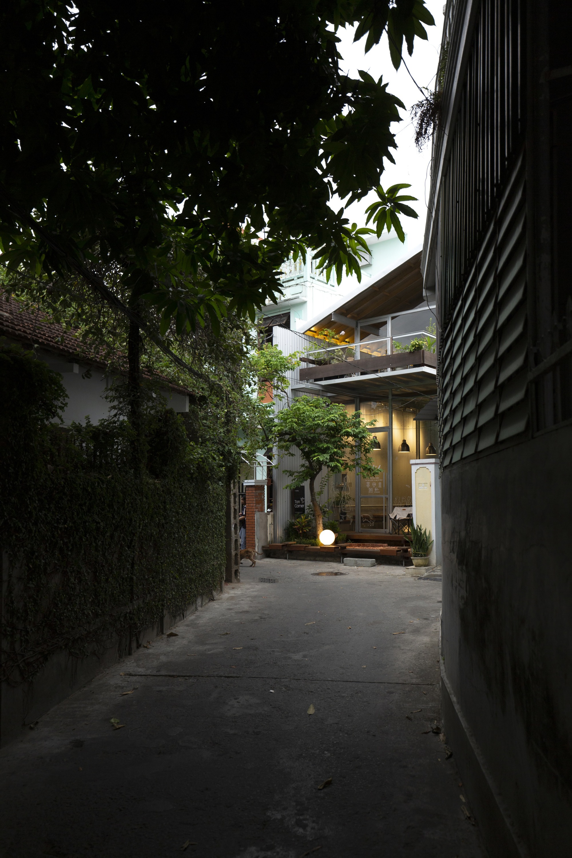 Gallery of Ton Corner Coffee Shop / TON Architects - 6