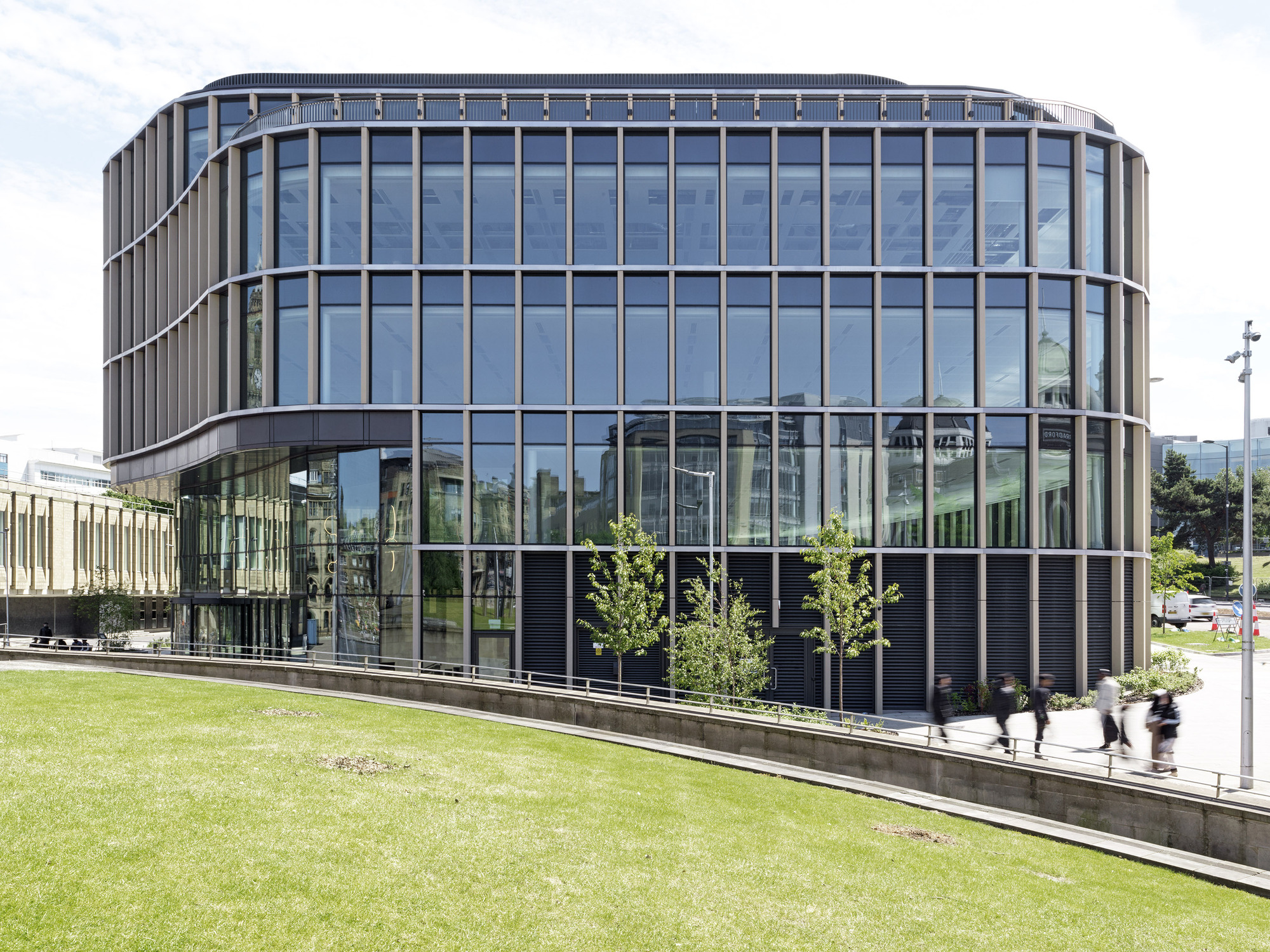 Gallery of Line Up for Concrete Curves: Curvilinear Facades Doing the ...