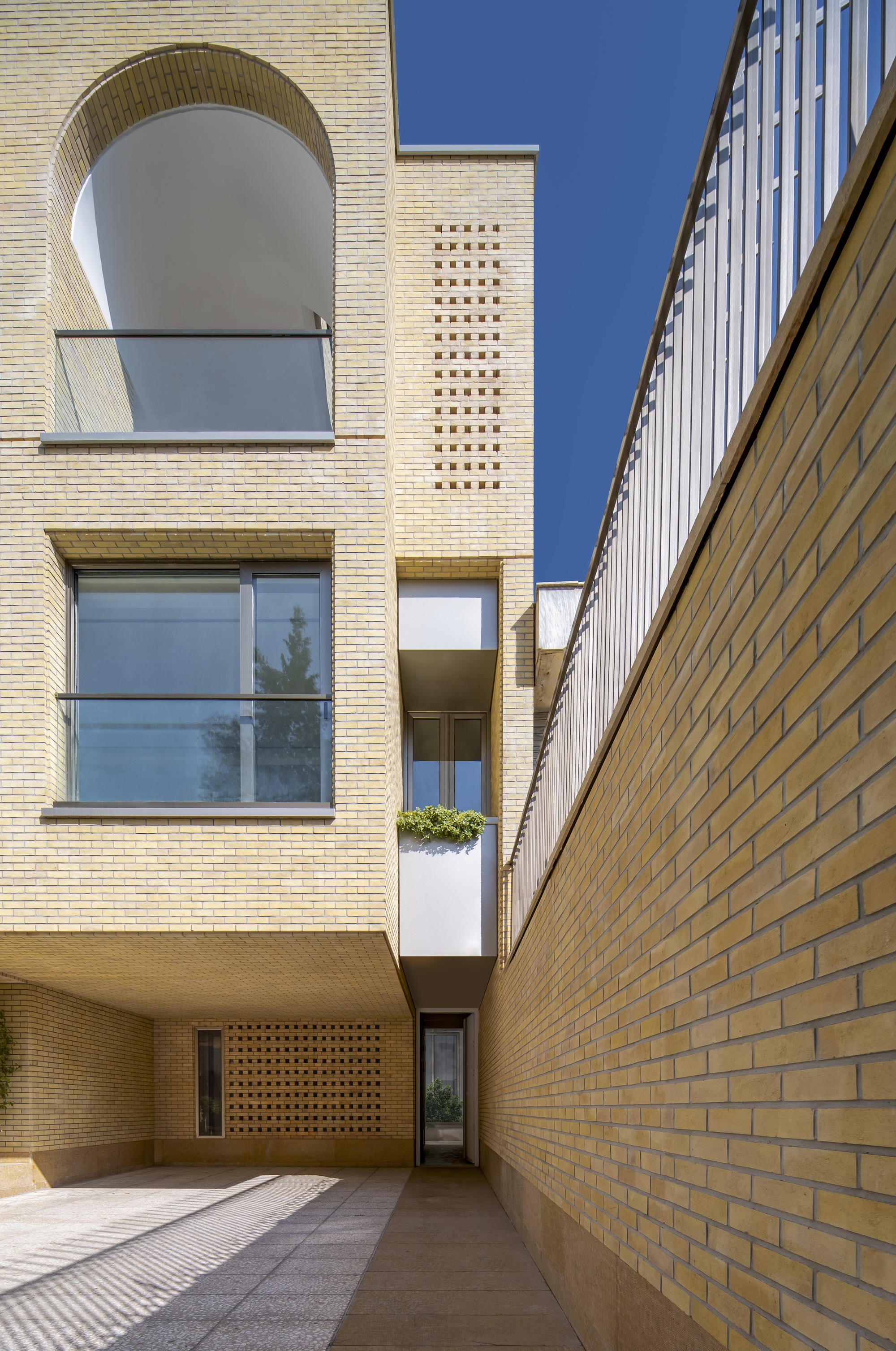 Gallery of 2 IVANs, 2 HOUSEs / HAMAAN Studio - 9