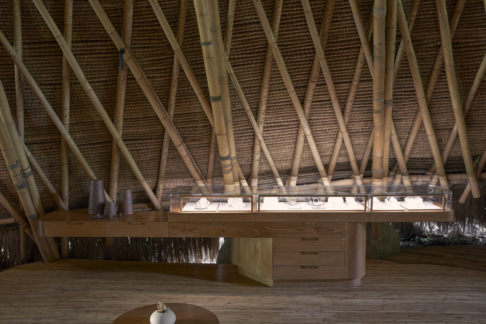 Gallery of John Hardy Boutique / Blancostudio & Kalpa Taru - 16