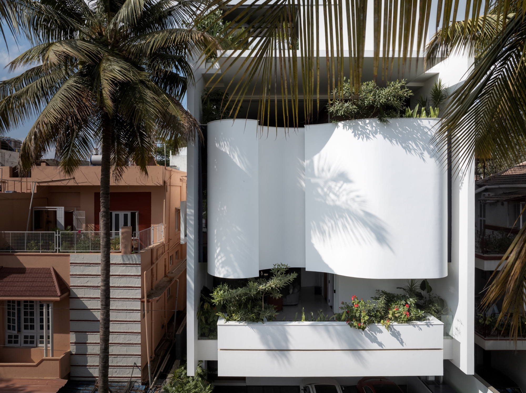 Whispering Curves House / Suva Architects | ArchDaily