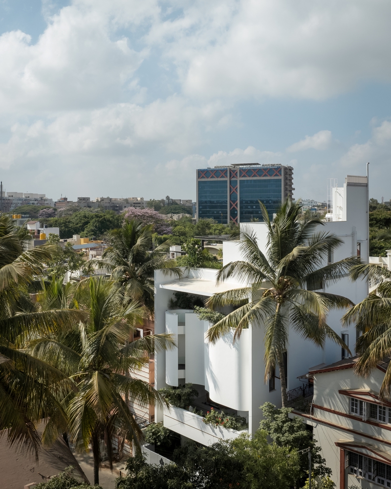 Gallery of Whispering Curves House / Suva Architects - 1
