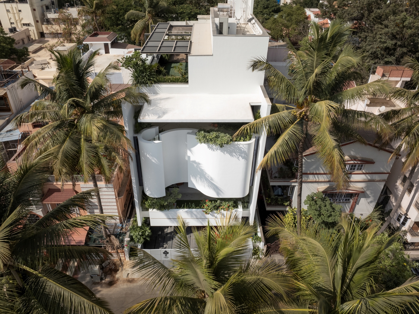 Gallery of Whispering Curves House / Suva Architects - 18