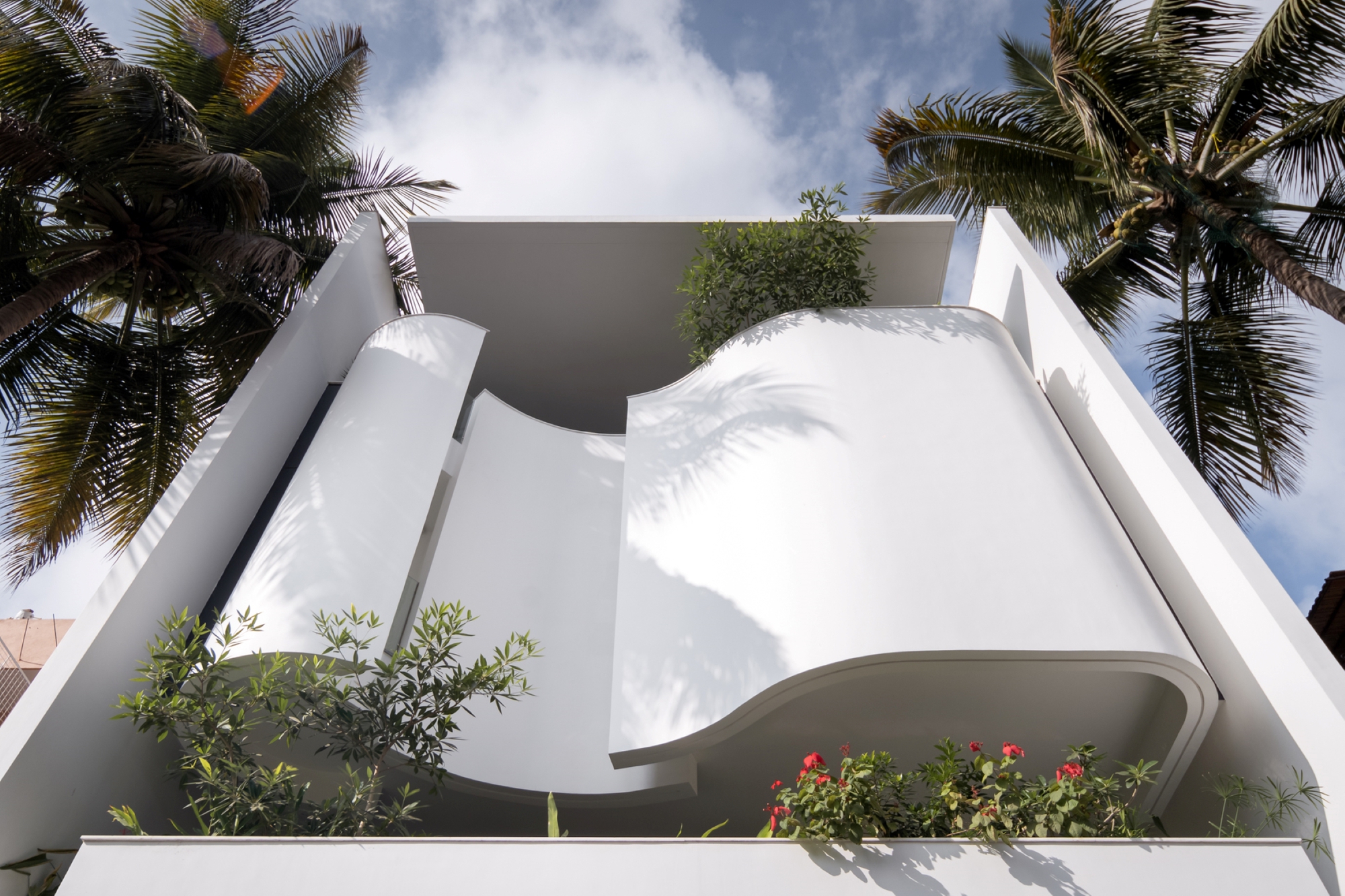Gallery of Whispering Curves House / Suva Architects - 20