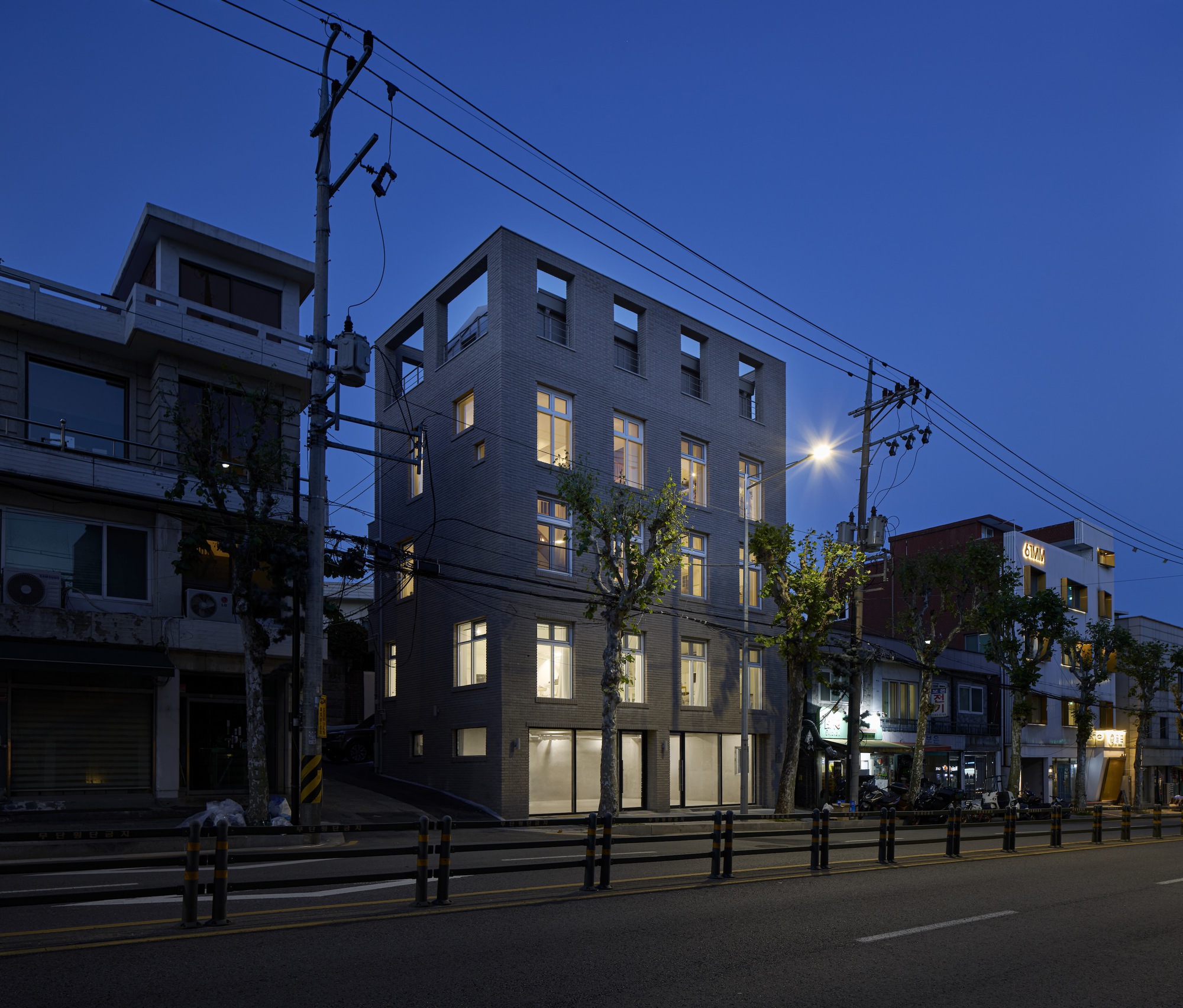 Gallery of Layered House / SMxL Architects - 22