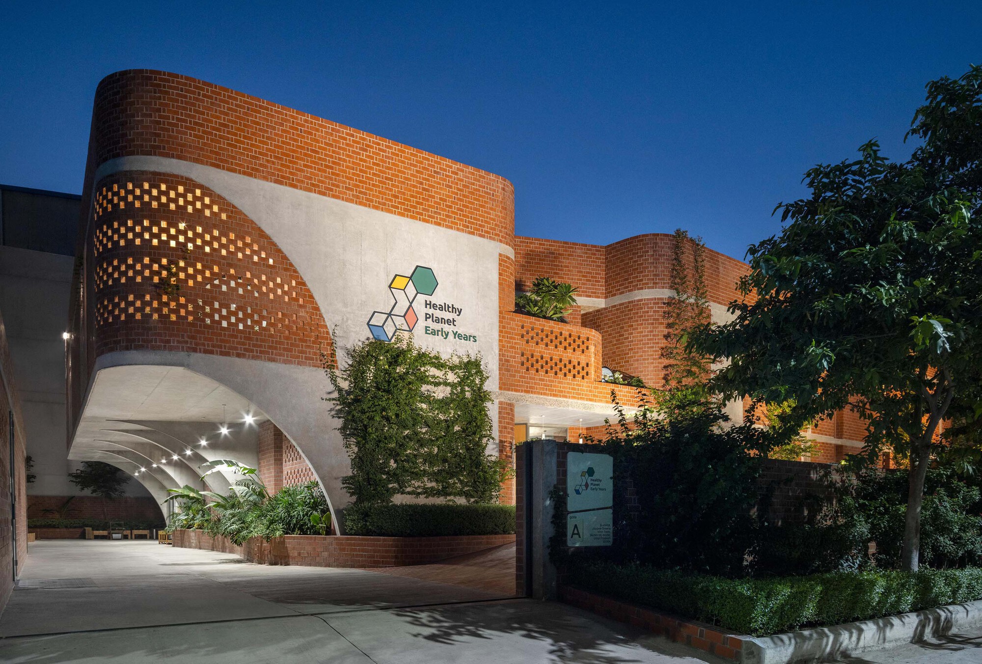 Gallery of Healthy Planet School / Vir.Mueller Architects - 15