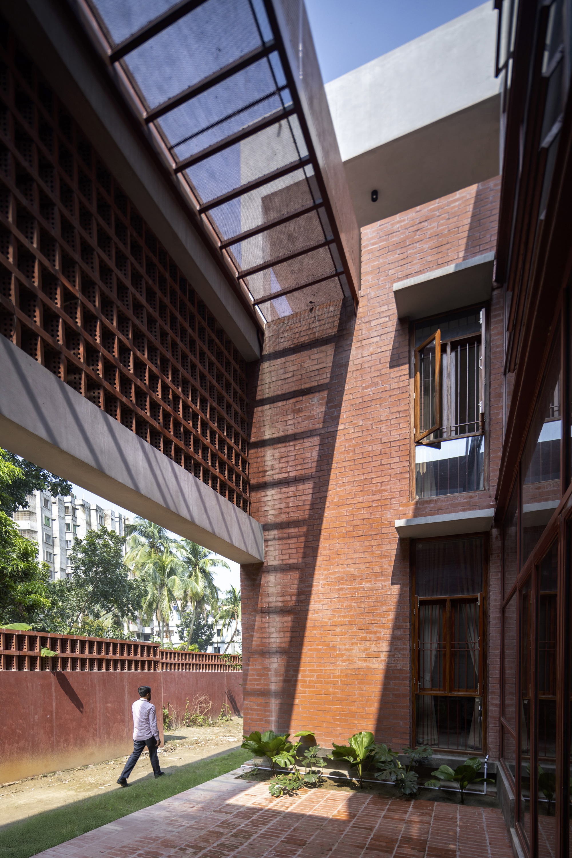 Gallery of Shesher Kobita Residence / Studio Morphogenesis - 22