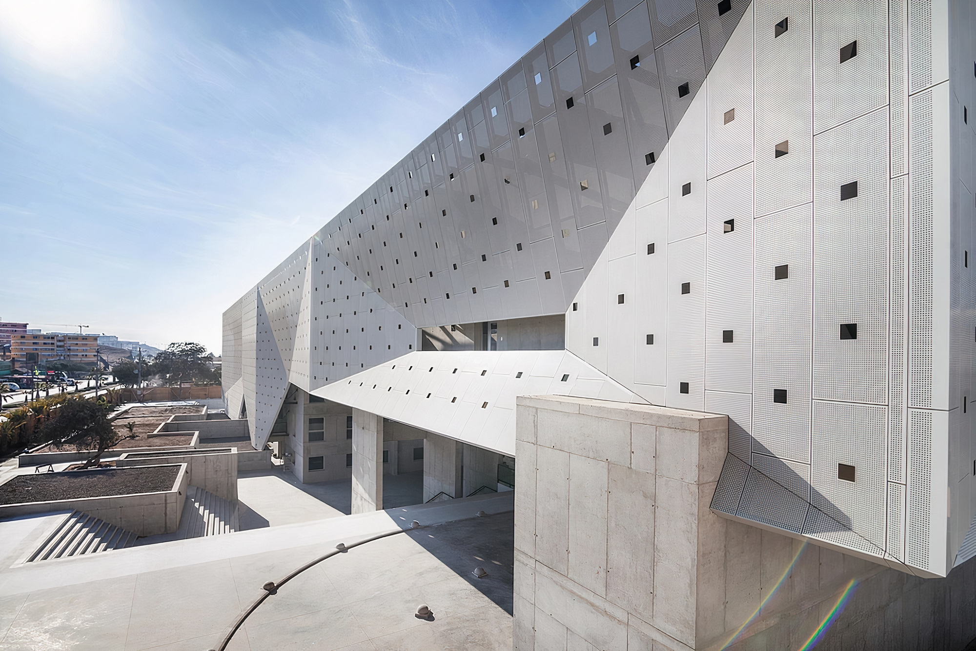 Gallery of Flat and Curved Facades in Harmony with Design, Performance ...