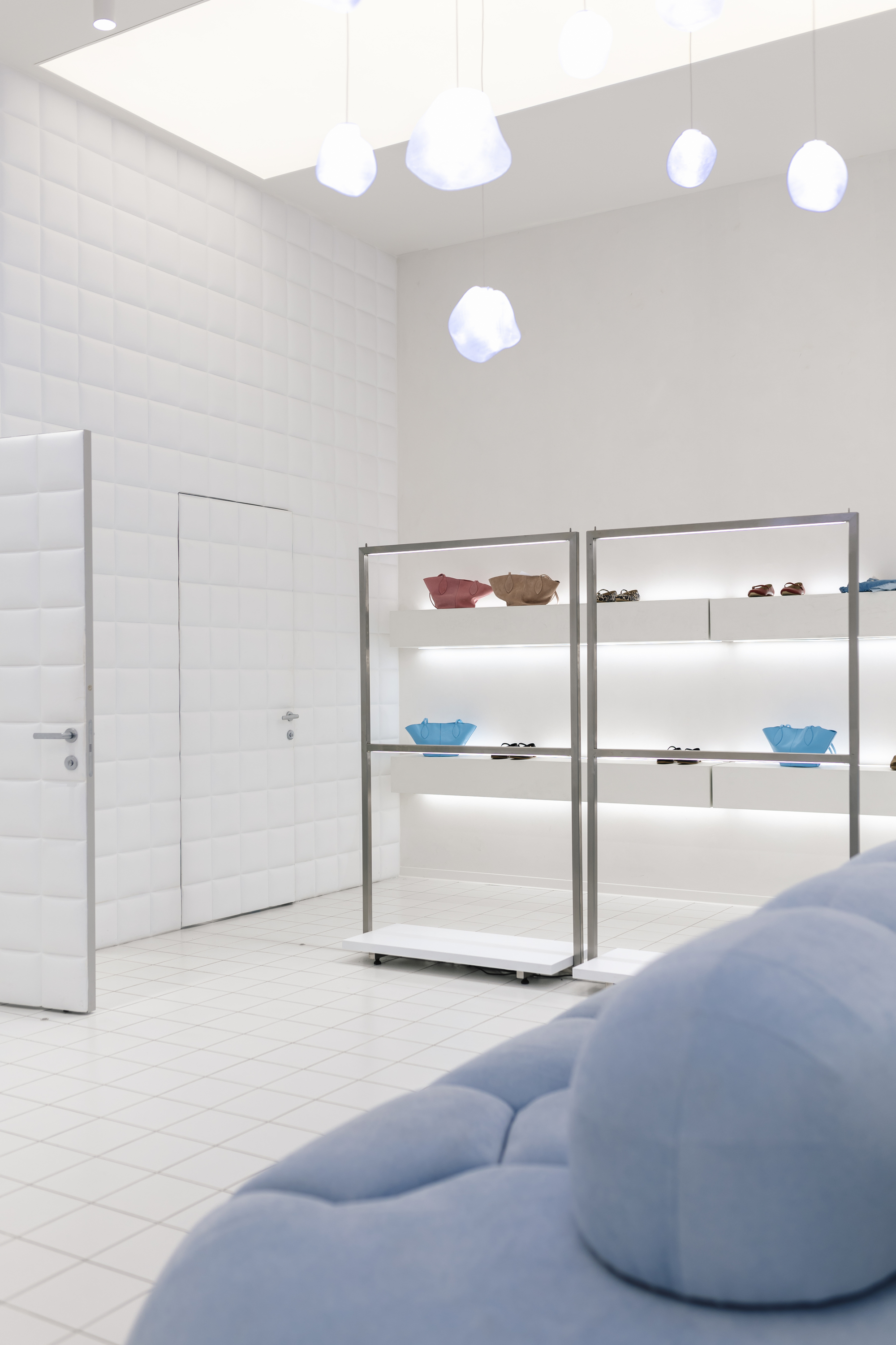 Galeria de Showroom One by One / Between the Walls - 11