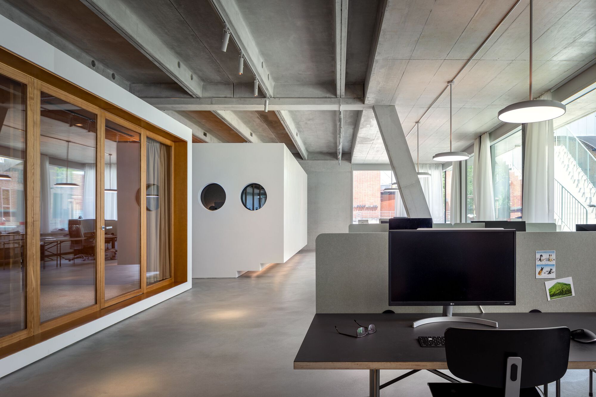 Gallery of Dynamic Frame Office Building / balbek bureau + EM2N - 25