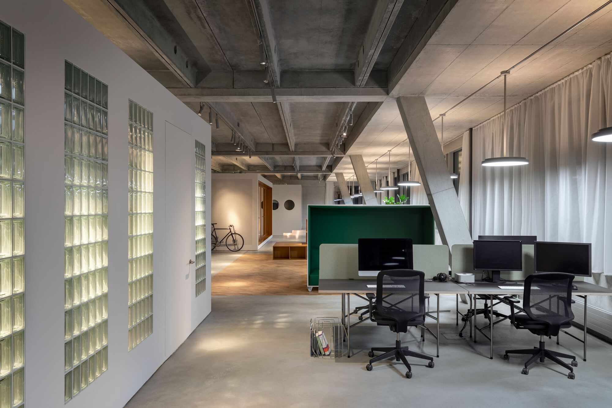 Gallery of Dynamic Frame Office Building / balbek bureau + EM2N - 28