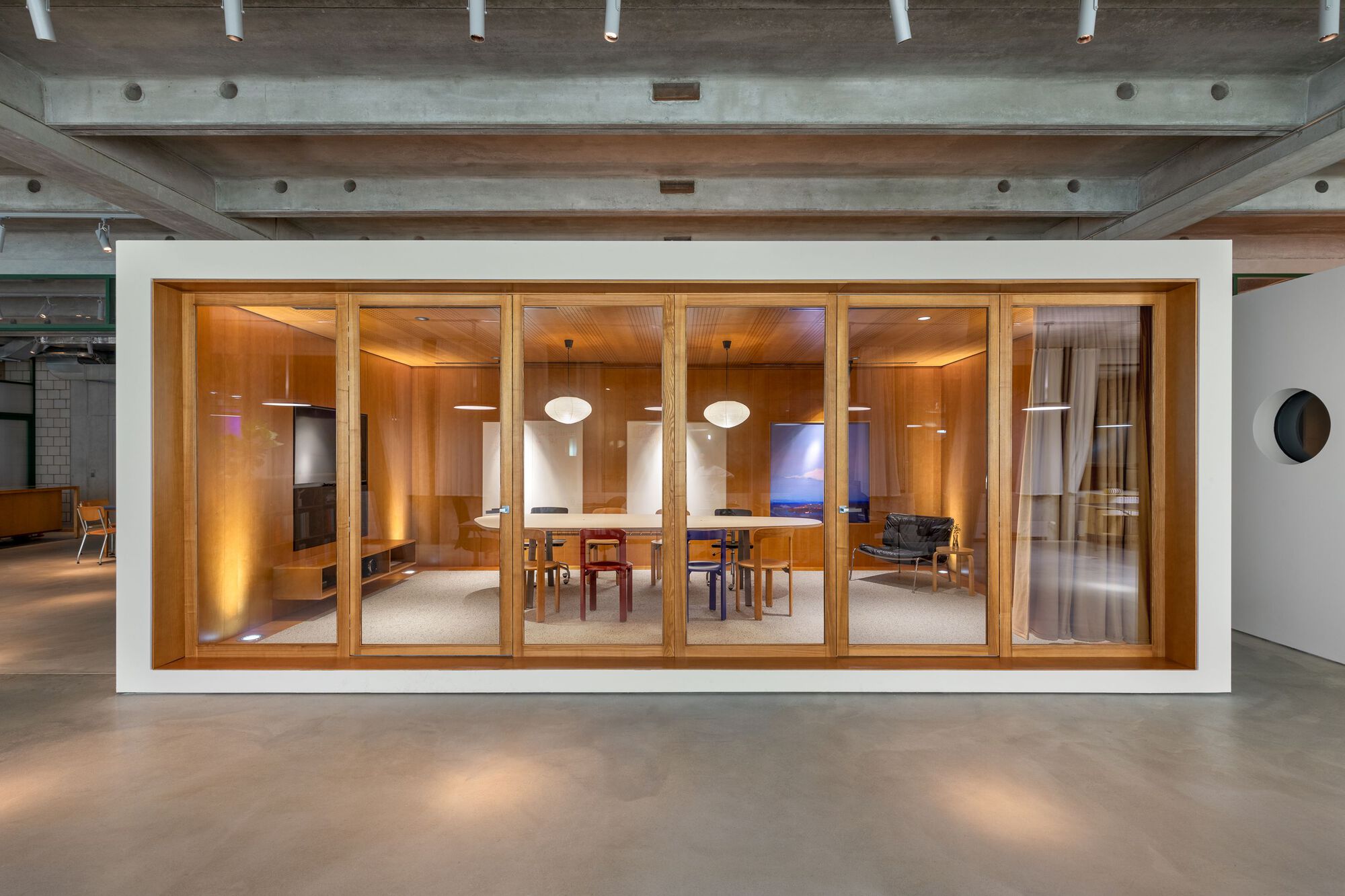 Gallery of Dynamic Frame Office Building / balbek bureau + EM2N - 8