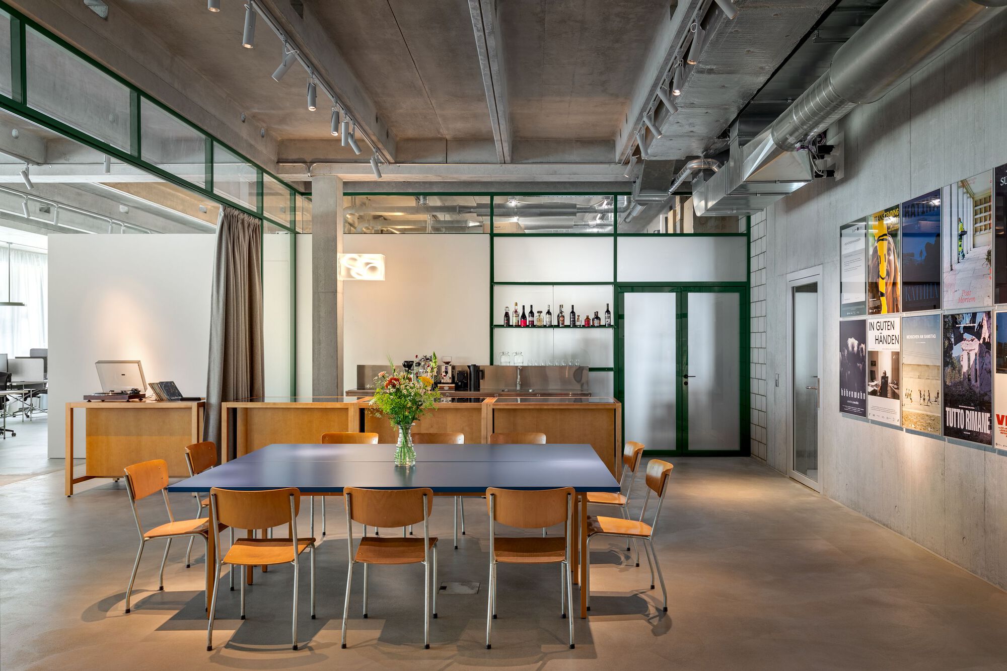 Gallery of Dynamic Frame Office Building / balbek bureau + EM2N - 38