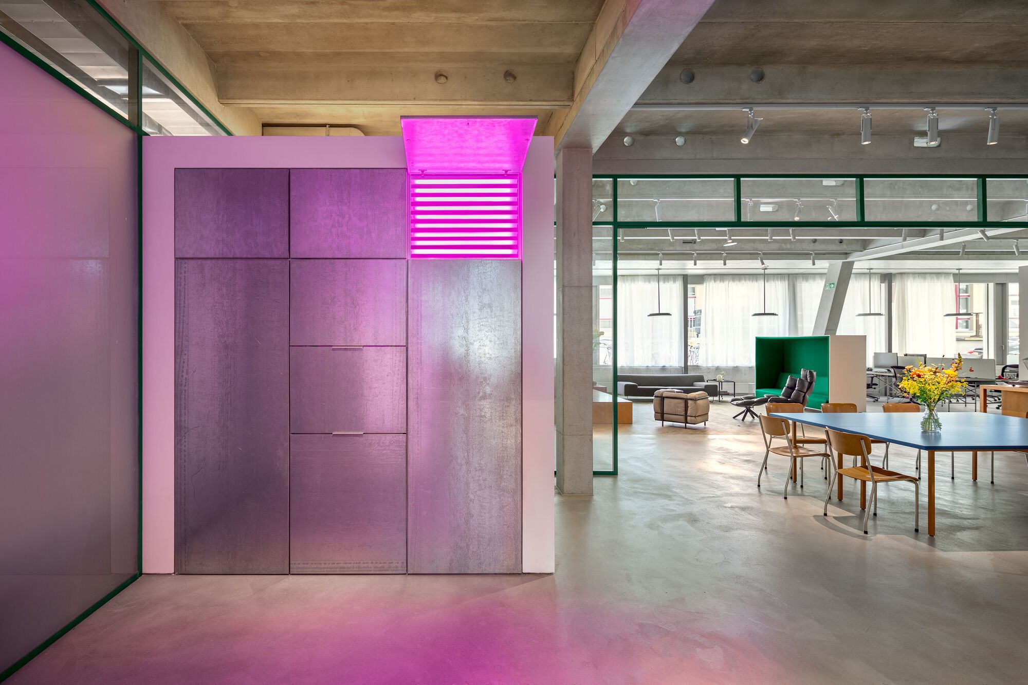 Gallery of Dynamic Frame Office Building / balbek bureau + EM2N - 45